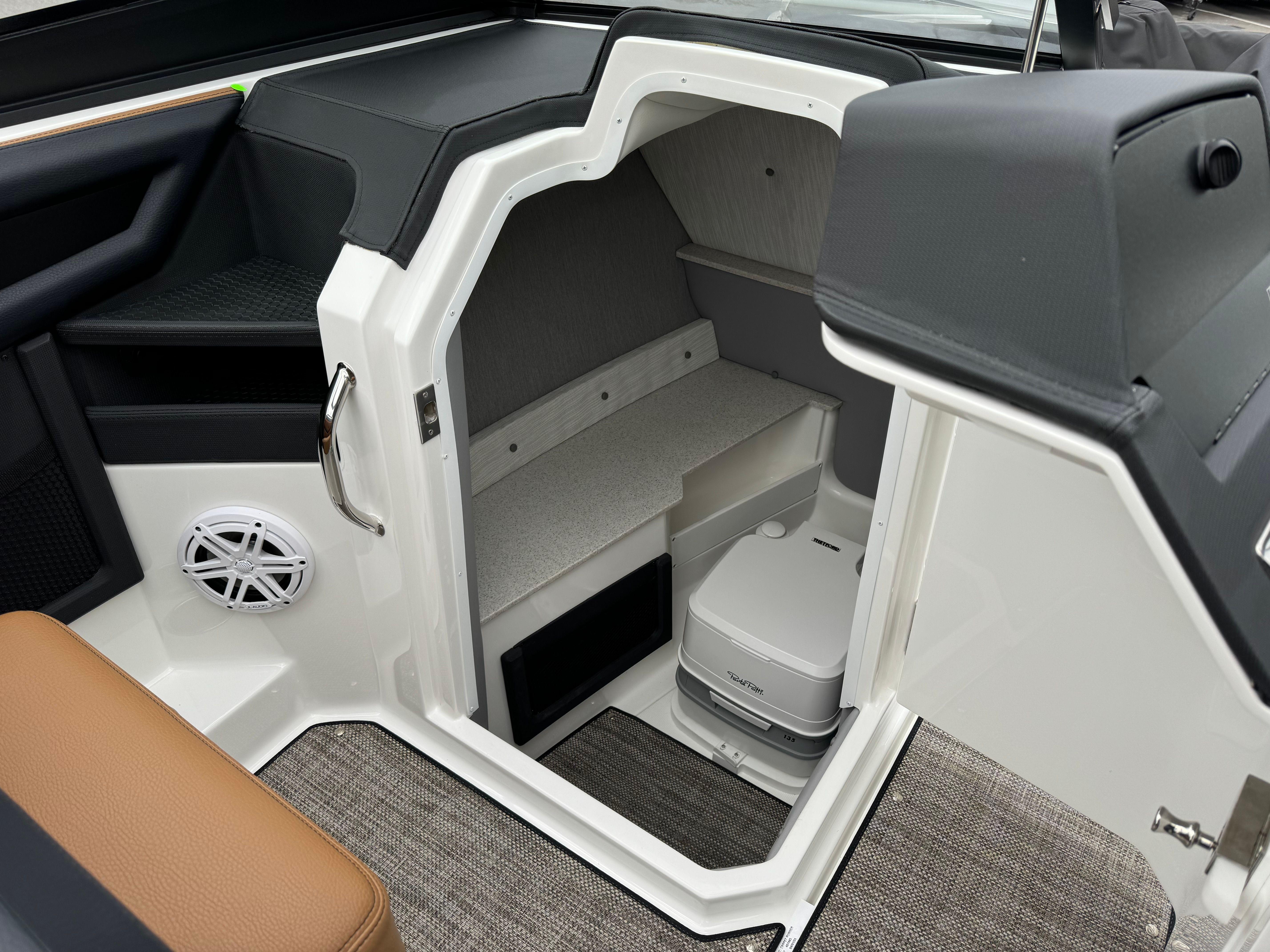 2025 Cobalt R6 Surf Bowrider till salu- YachtWorld