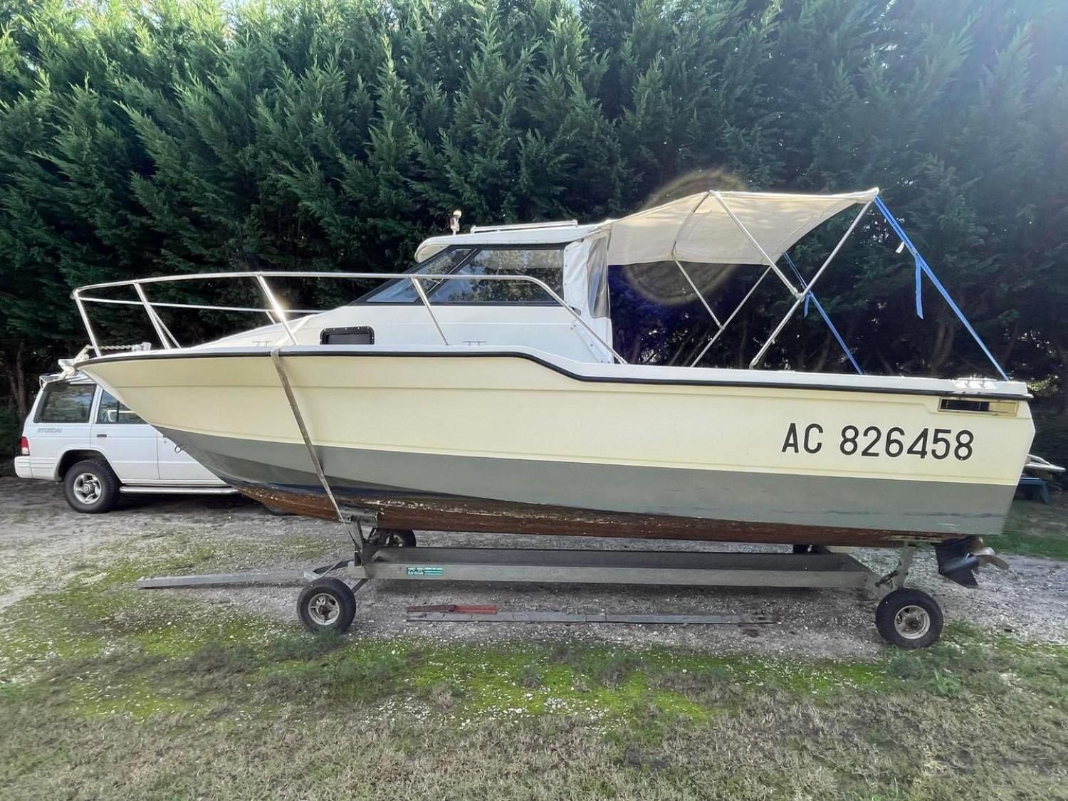 Used 1992 Bayliner 2352 Trophy Walkaround - 38 - Isère | YachtFocus