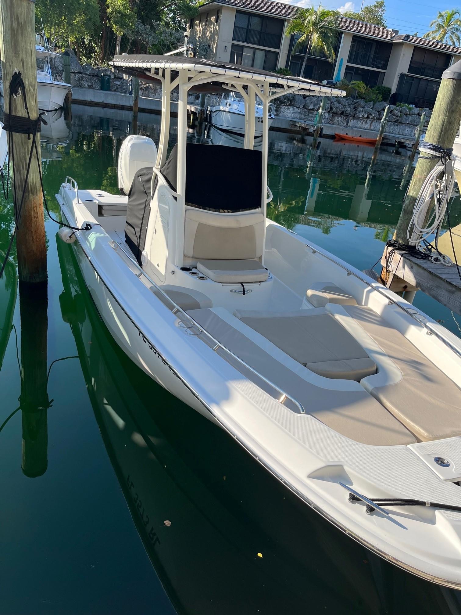 2017 Boston Whaler 240 Dauntless Centre Console for sale - YachtWorld