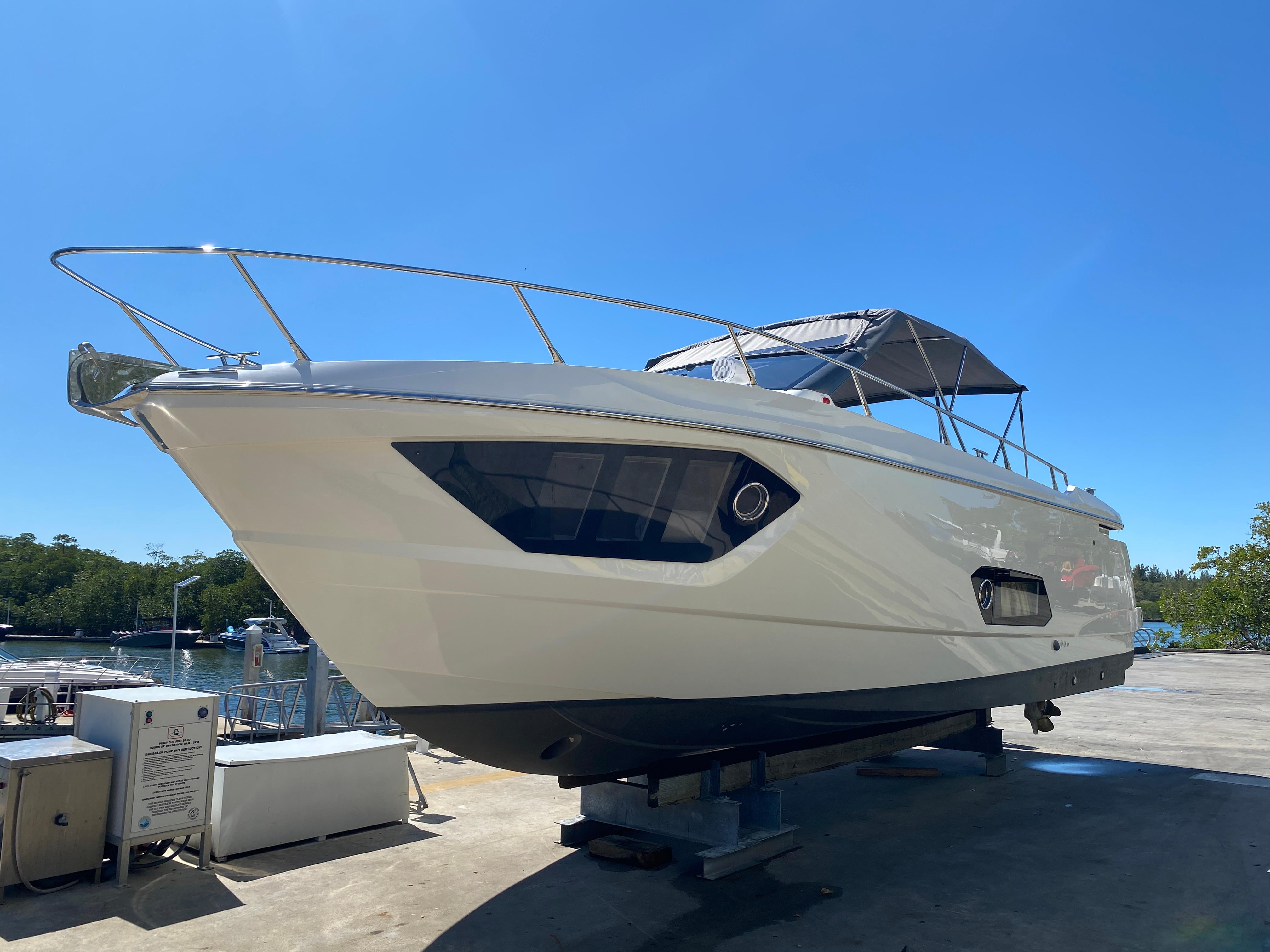 2014 Absolute 40 STL Express Cruiser for sale - YachtWorld