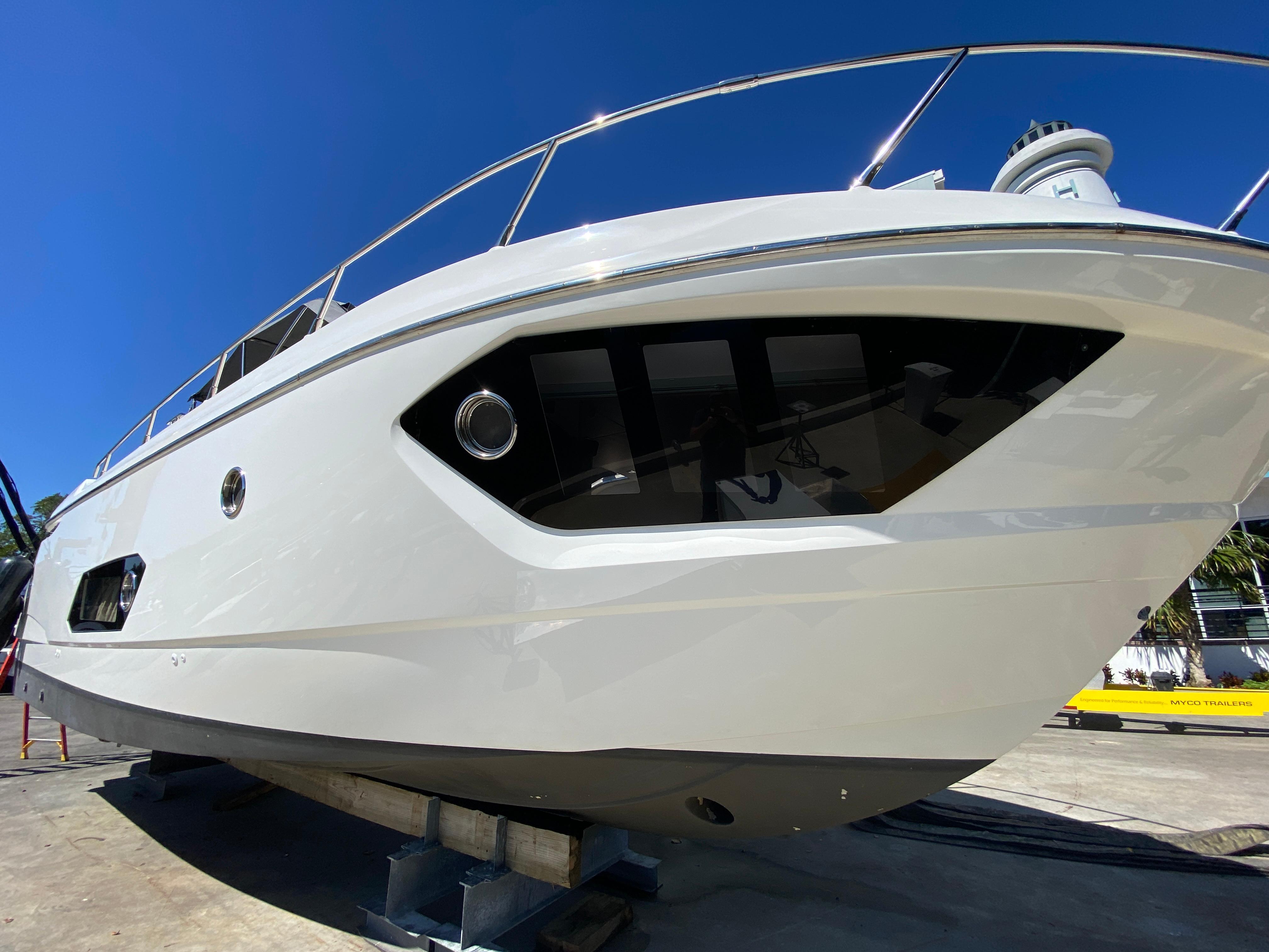 2014 Absolute 40 STL Express Cruiser for sale - YachtWorld