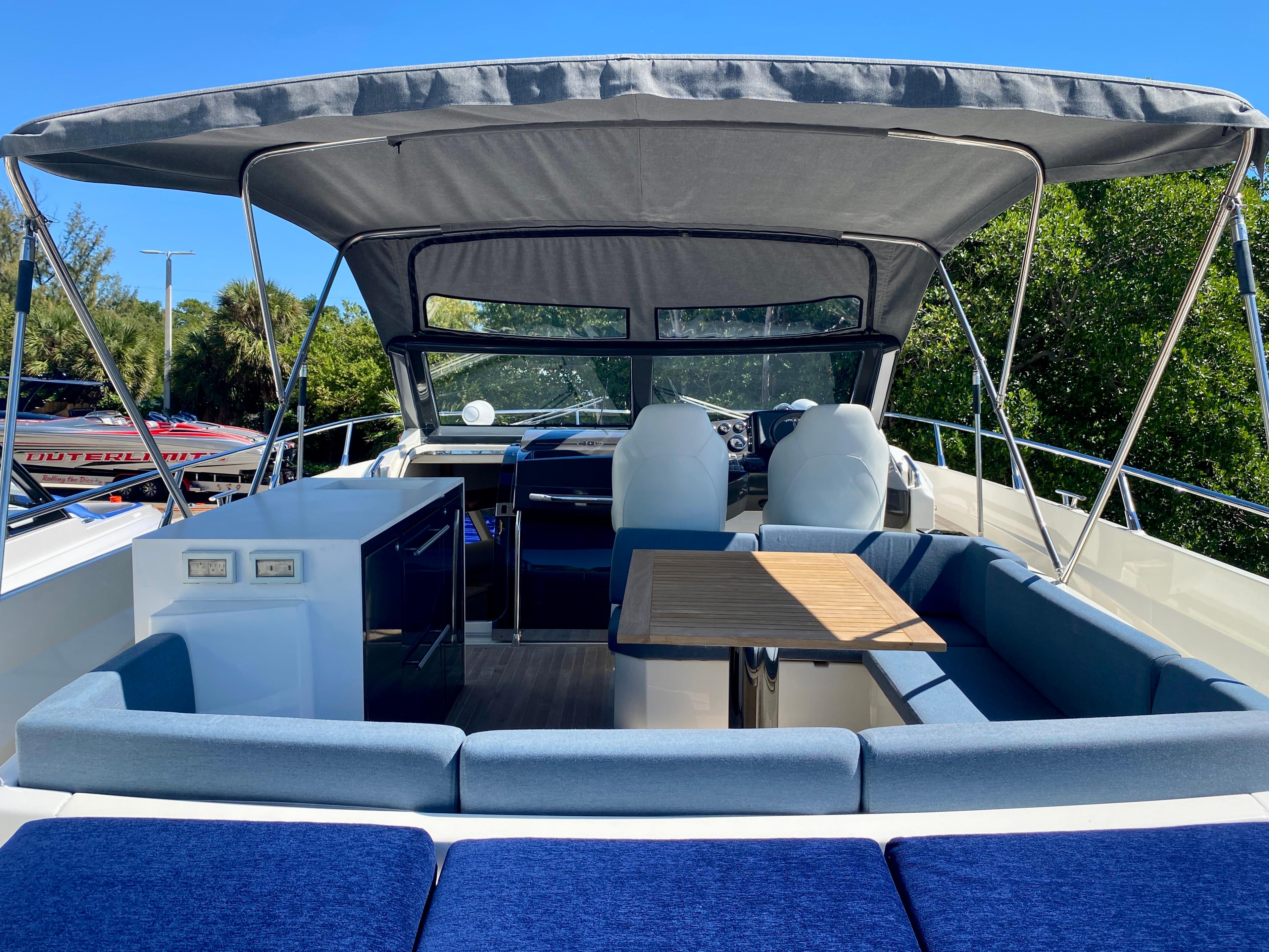 2014 Absolute 40 STL Express Cruiser for sale - YachtWorld