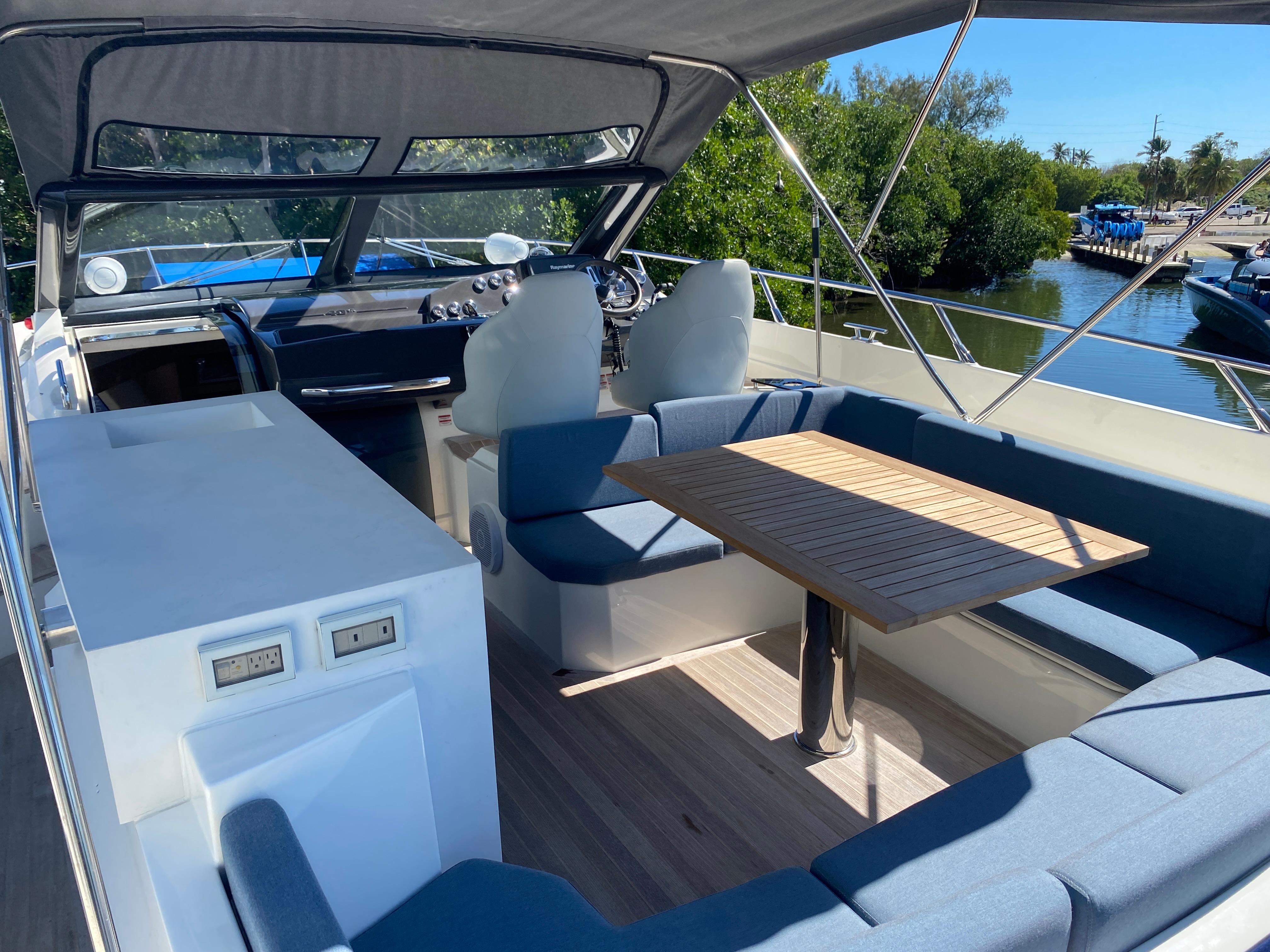 2014 Absolute 40 STL Express Cruiser for sale - YachtWorld