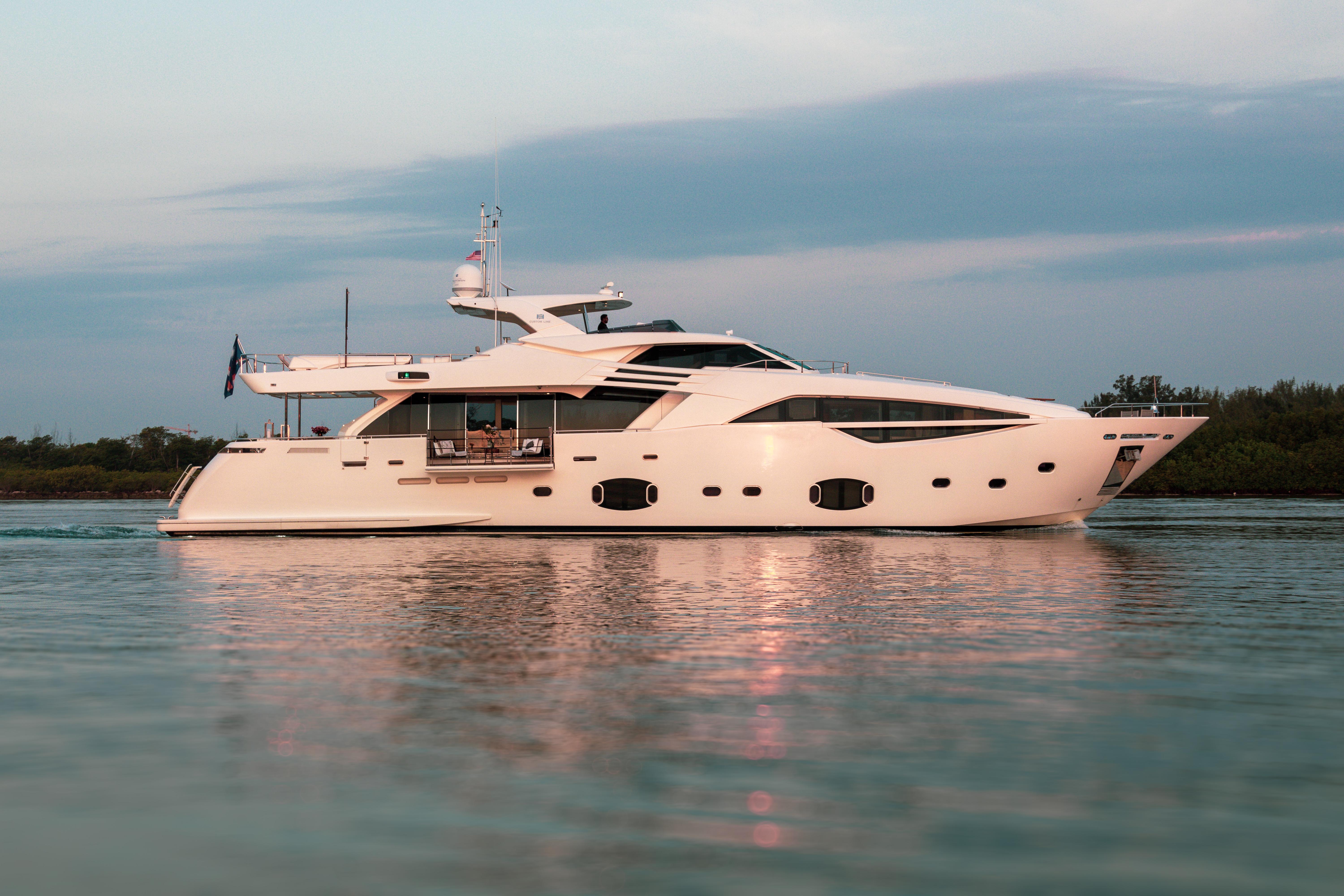 Ferretti Yachts Custom Line 31m 2014, Motoryachten - Florida | Boot24