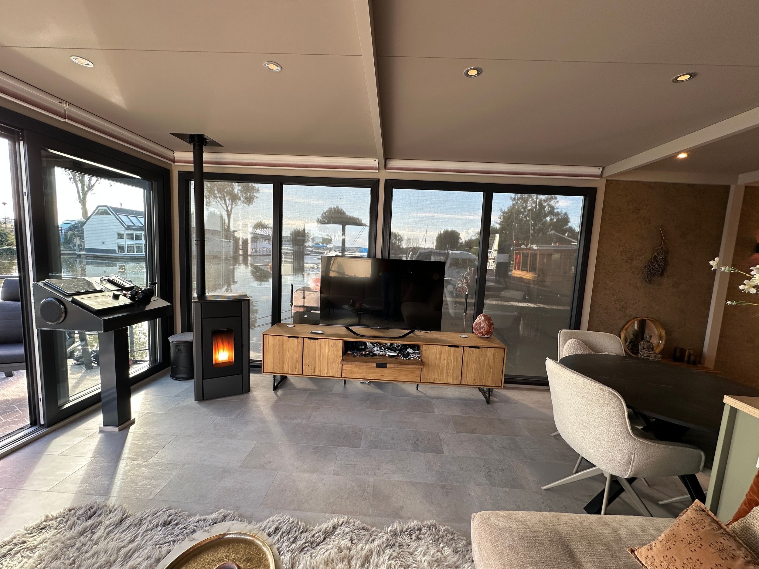 Occasion 2024 HT-Lofts Houseboat 15m Electric Propulsion | YachtFocus