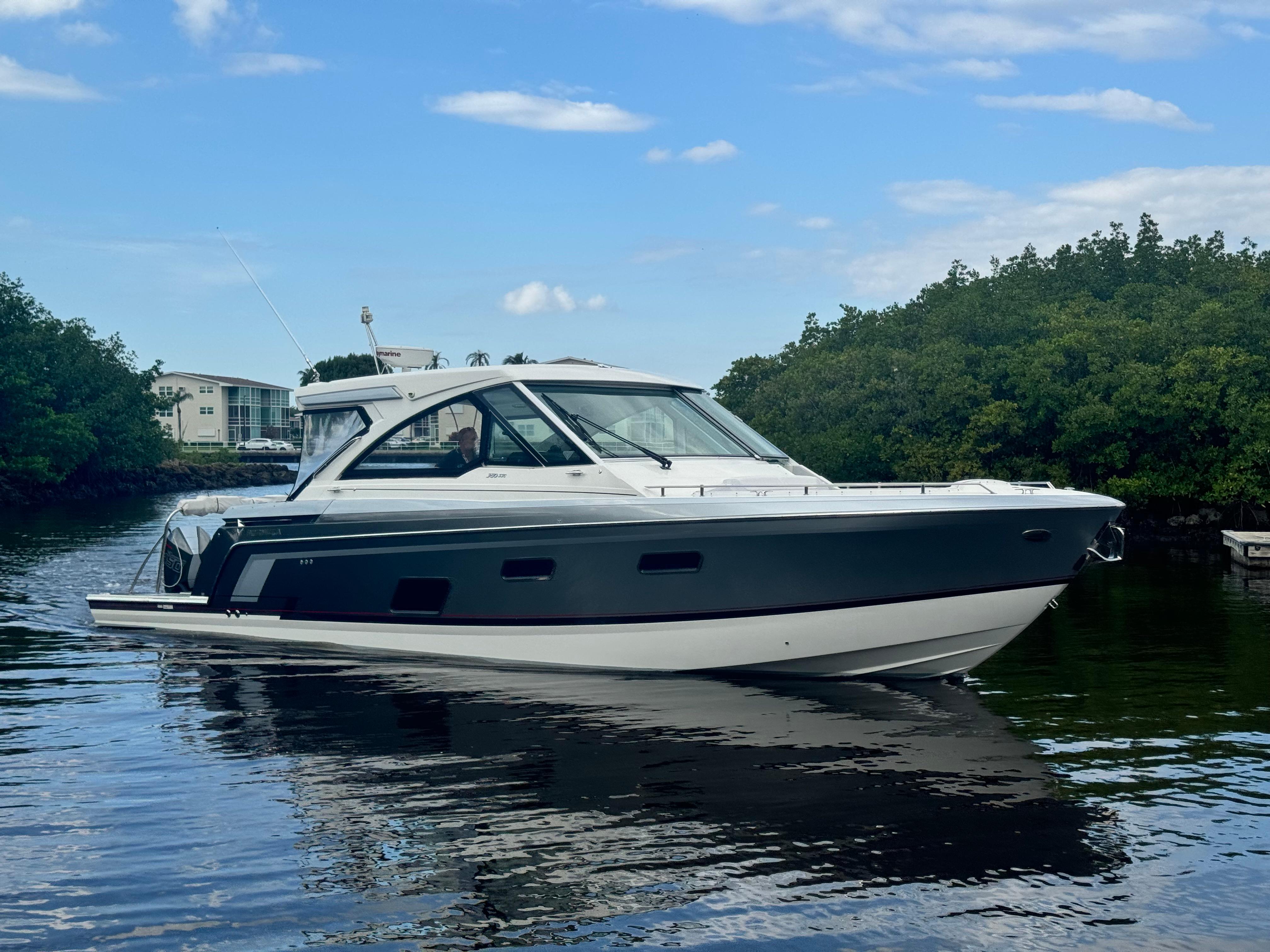 2021 Formula 380 Super Sport Crossover OB Cuddy Cabin for sale - YachtWorld