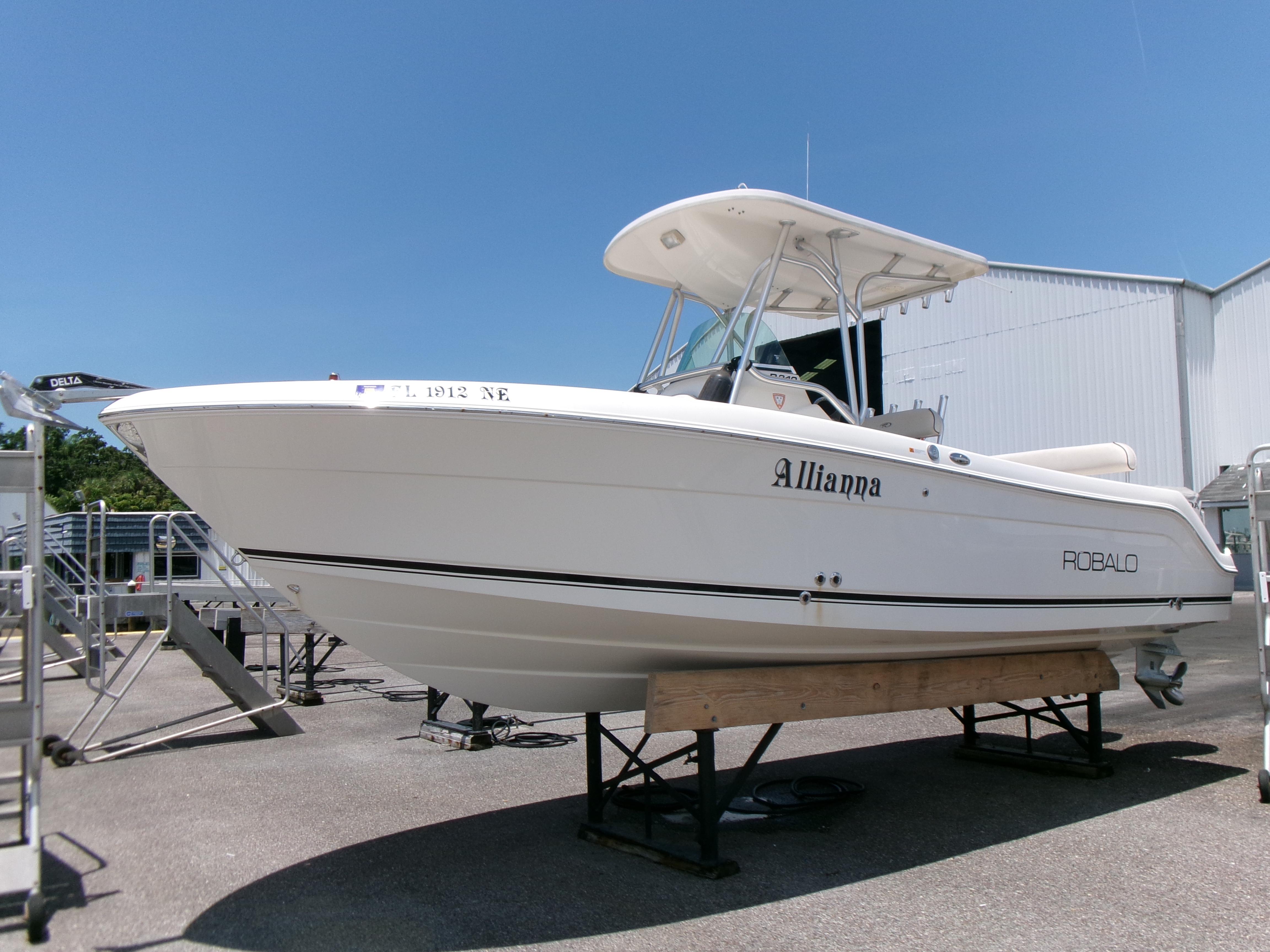 Robalo Sport Fishing R240 Center Console boats for sale | YachtWorld