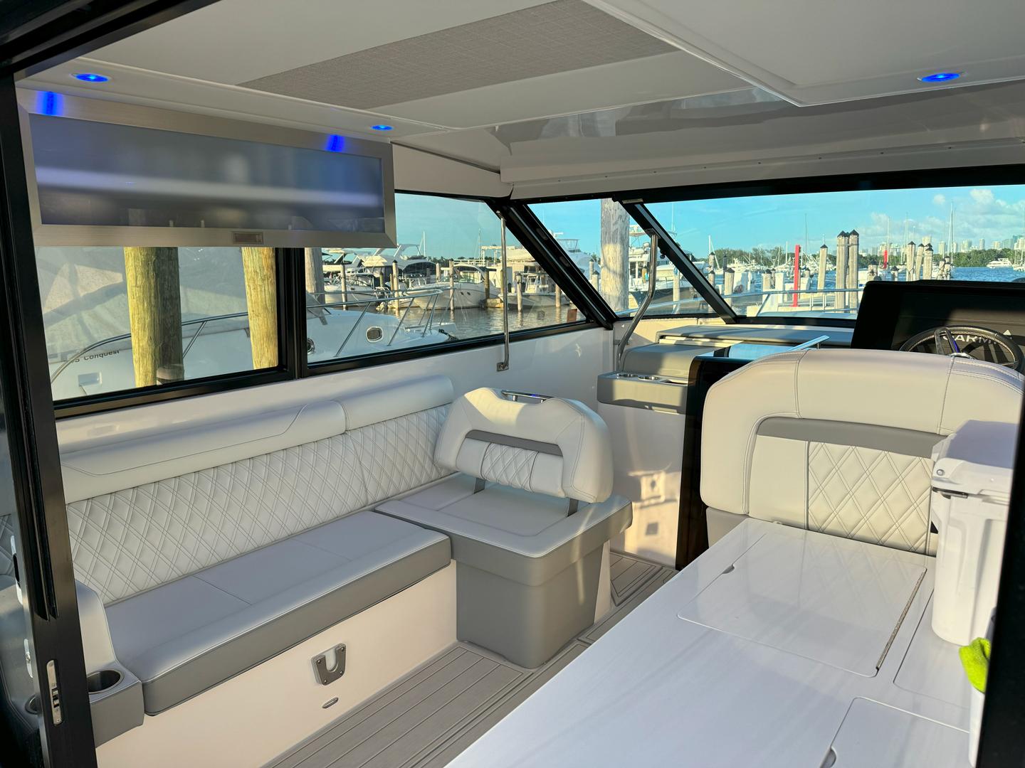 2022 Regal 36 Grande Coupe Cruiser for sale - YachtWorld