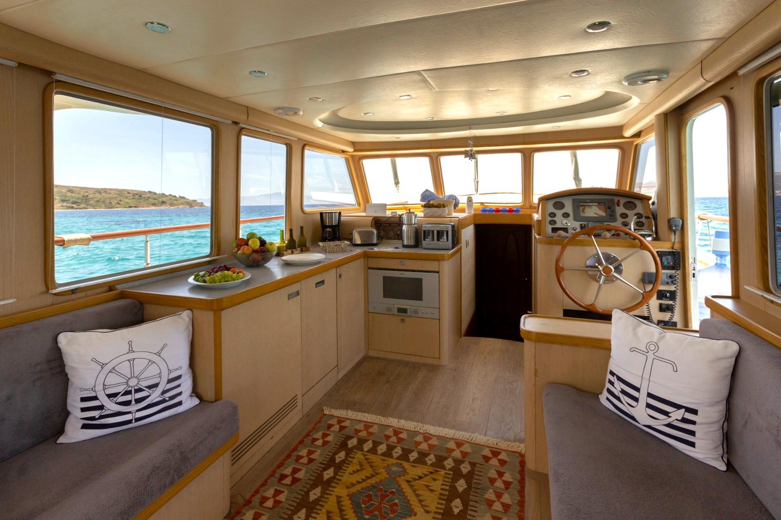2011 Custom Cabin Cruiser Flybridge for sale - YachtWorld