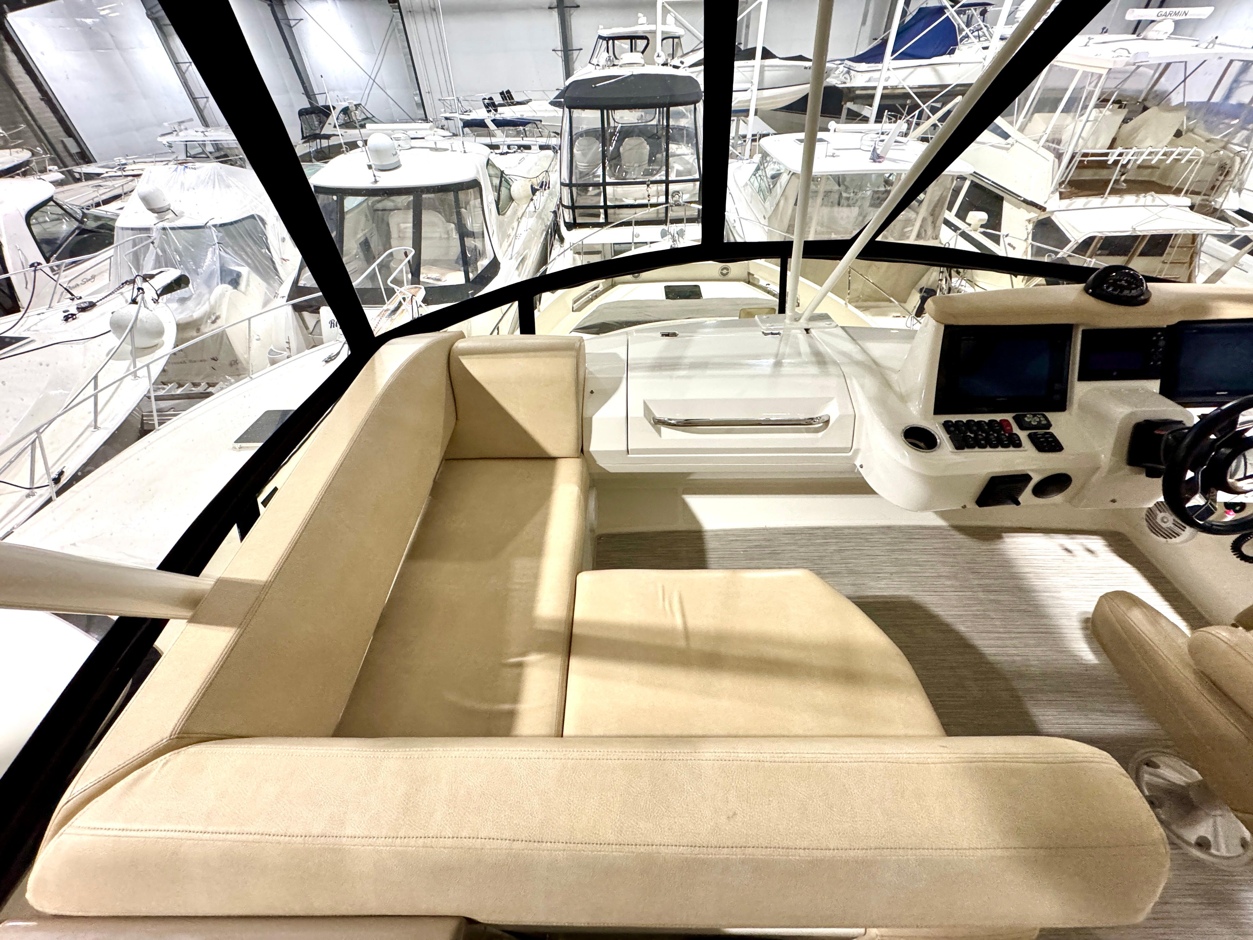 2019 Carver C52 Command Bridge Flybridge for sale - YachtWorld