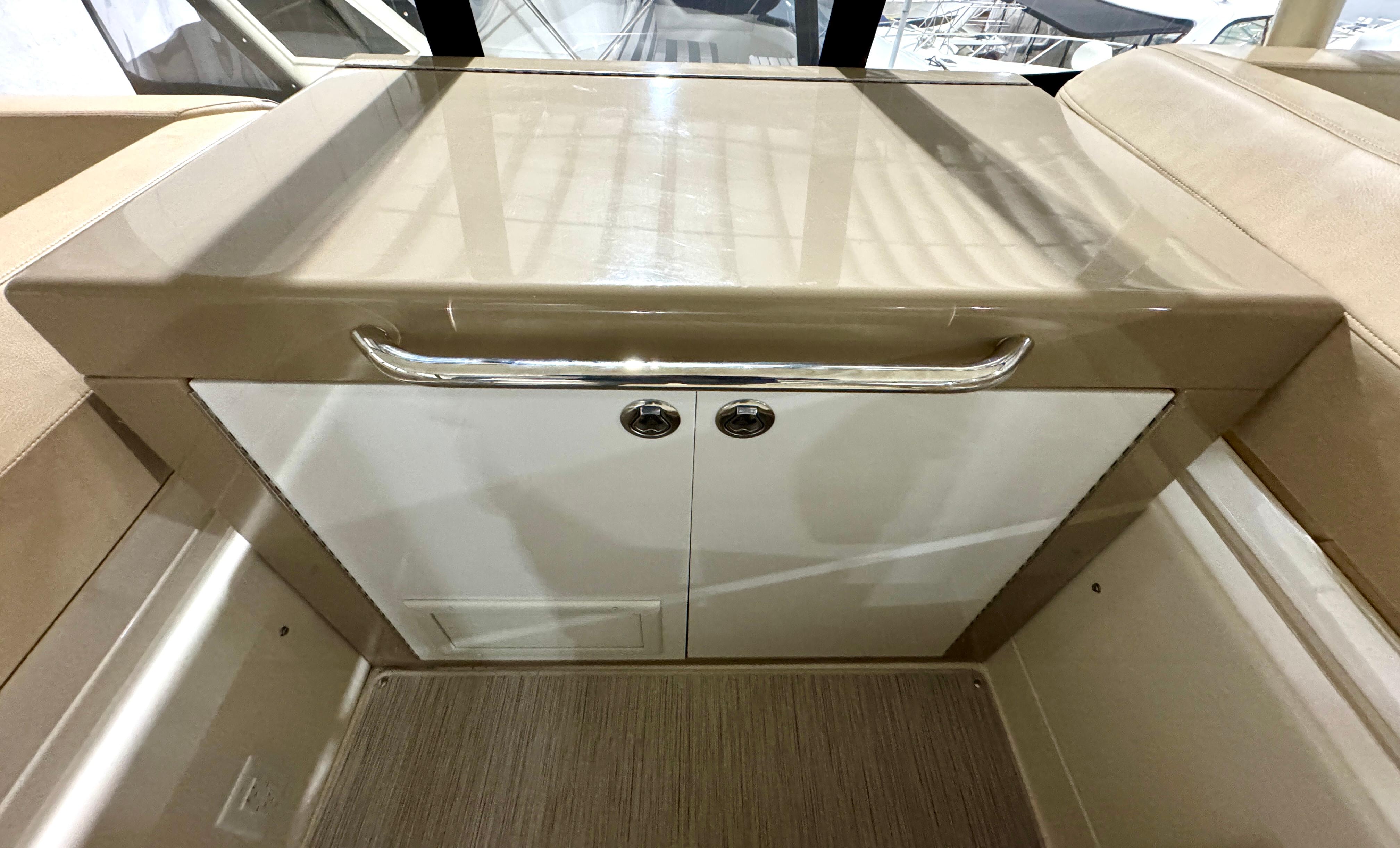 2019 Carver C52 Command Bridge Flybridge for sale - YachtWorld