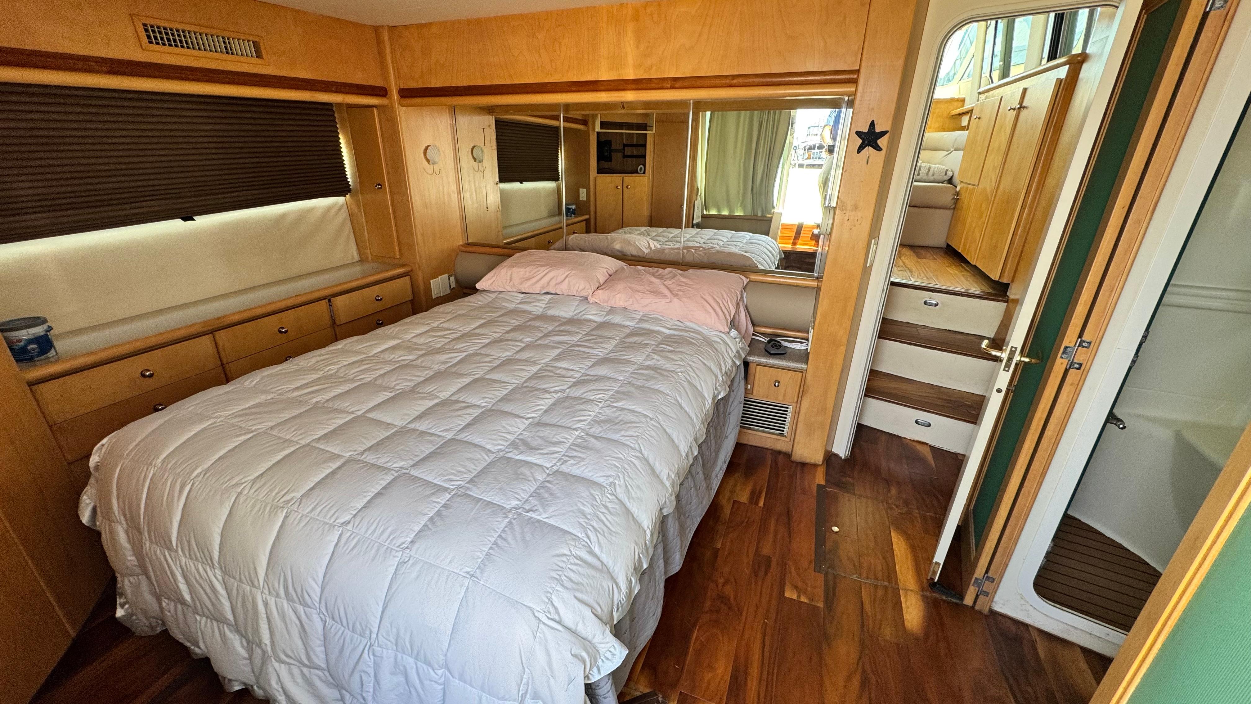 1996 Carver 500 Cockpit Motor Yacht Takakajuutta myytävät - YachtWorld