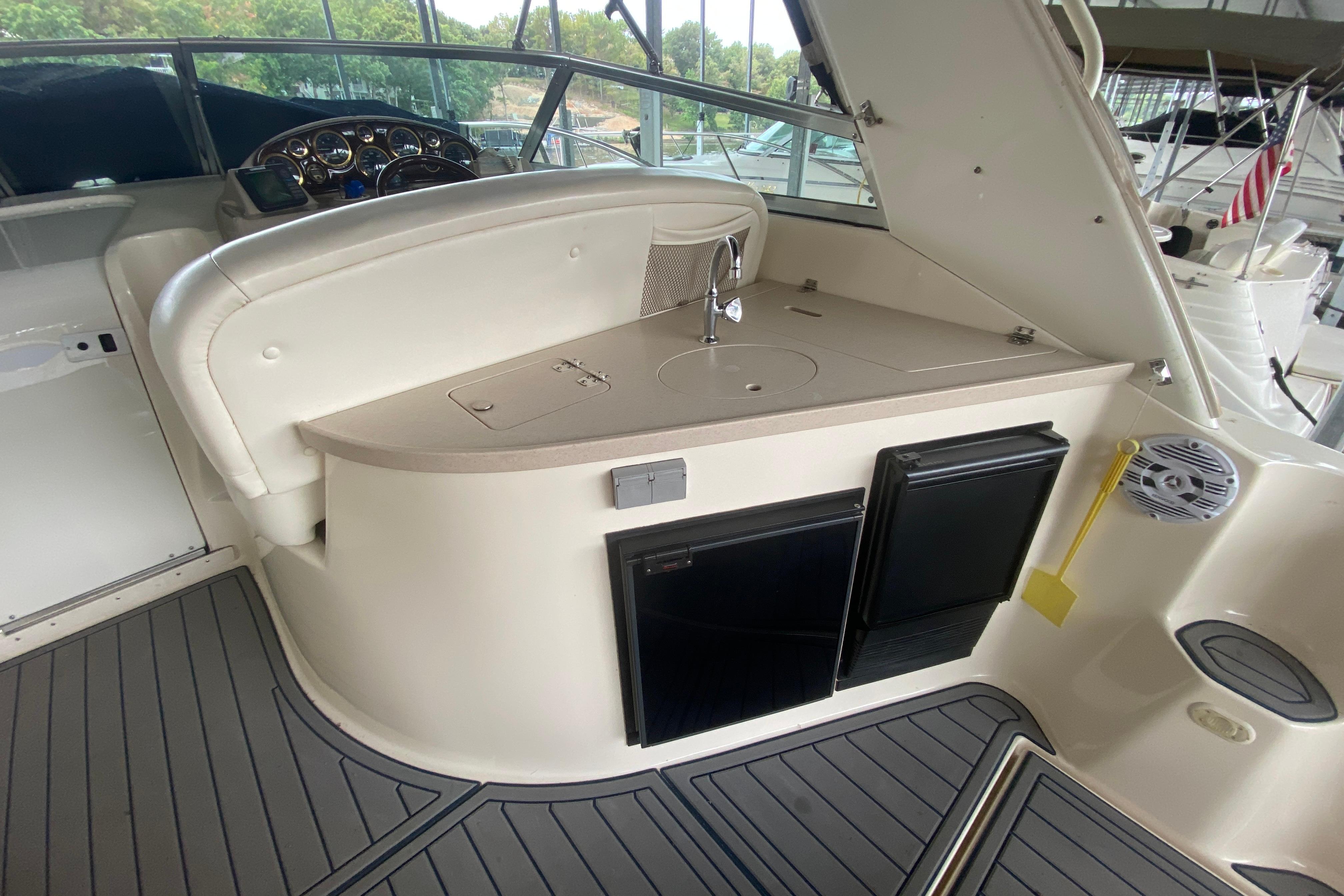2002 Rinker 342 Fiesta Vee Express Cruiser for sale - YachtWorld