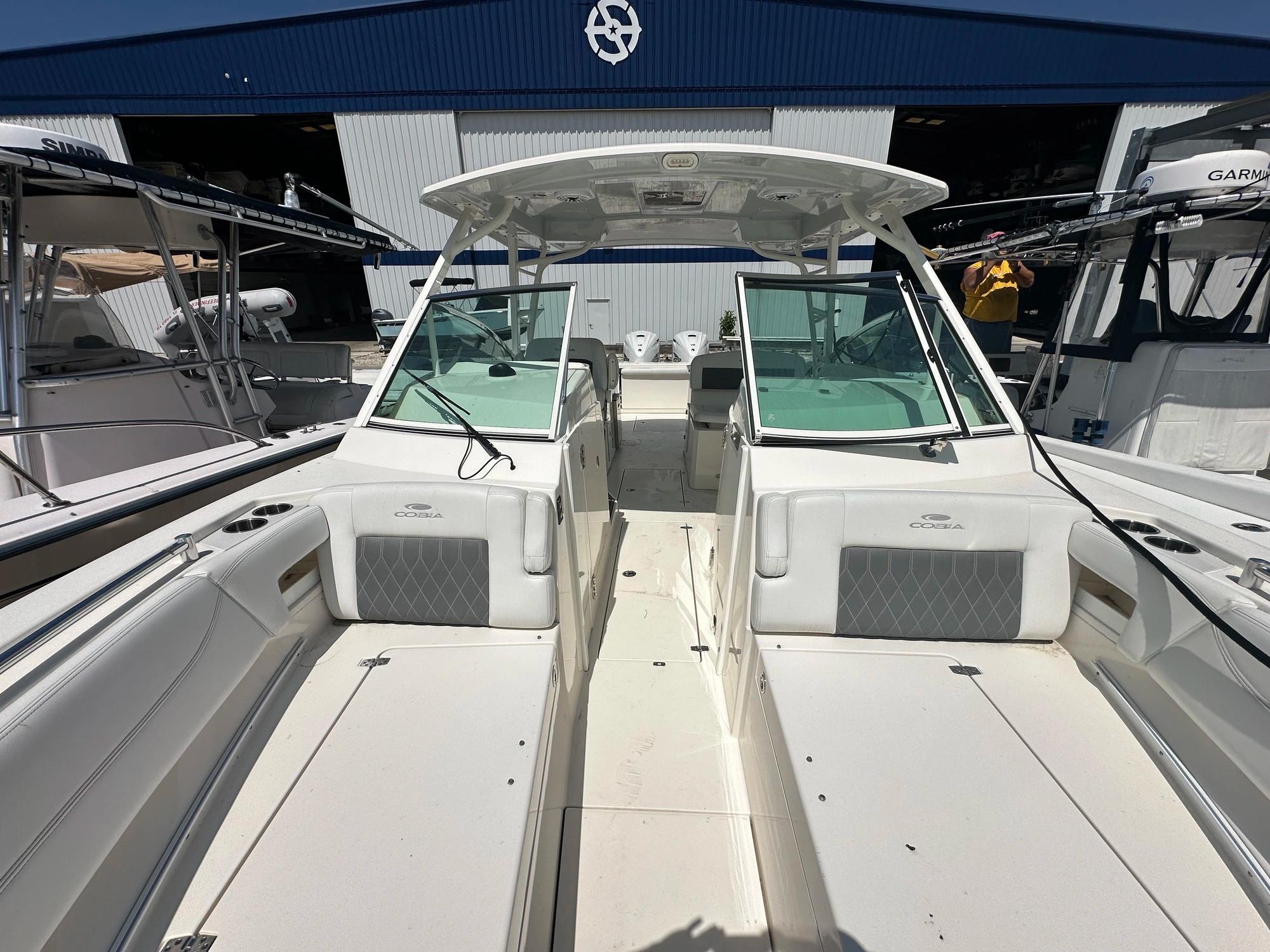 2021 Cobia 330 DC Dual Console for sale - YachtWorld