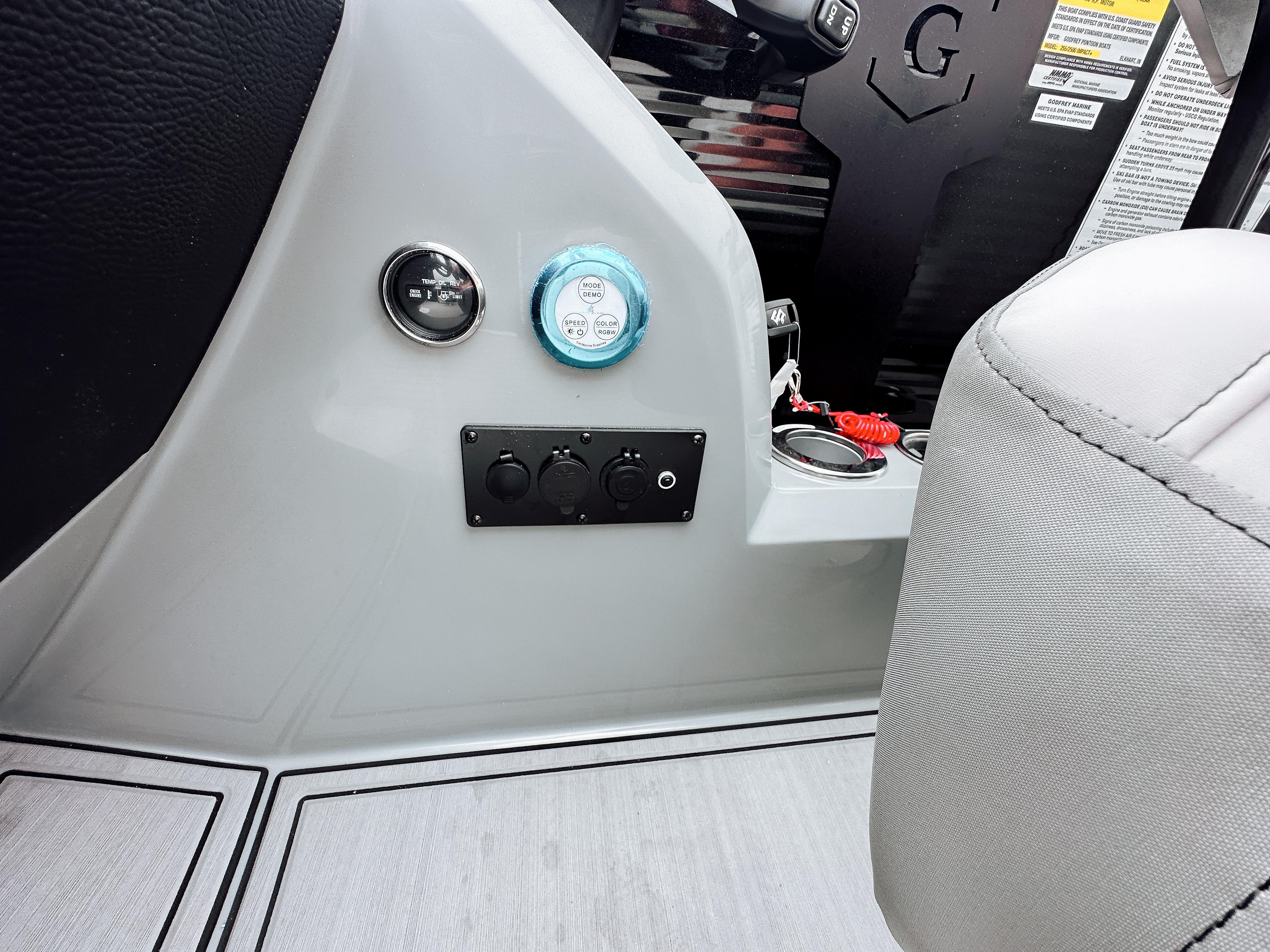 2025 Godfrey Monaco 23' Dual Flip Lounge Tritoon - 235 DFL Pontonbåd ...