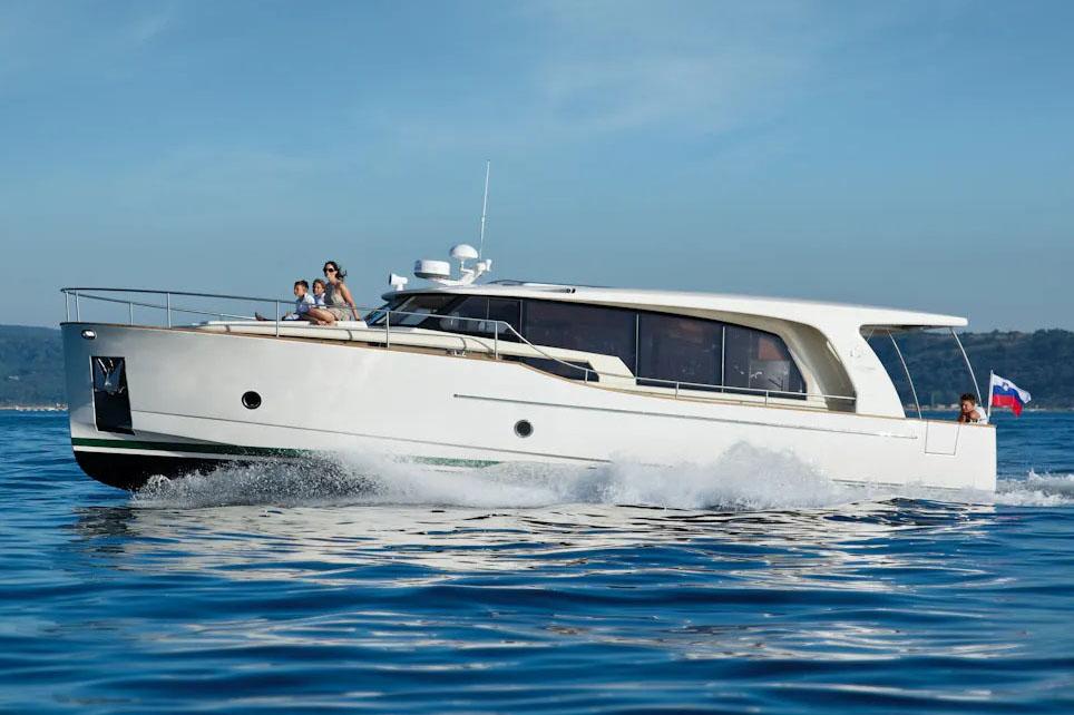 Neu 2025 Greenline 40 | YachtFocus