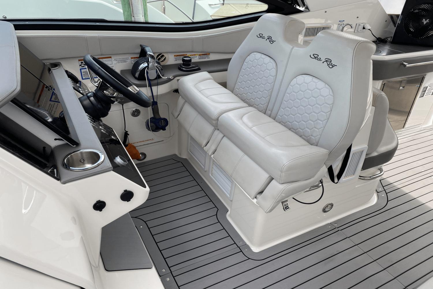 2020 Sea Ray 320 Sundancer-OB Sports Cruiser for sale - YachtWorld