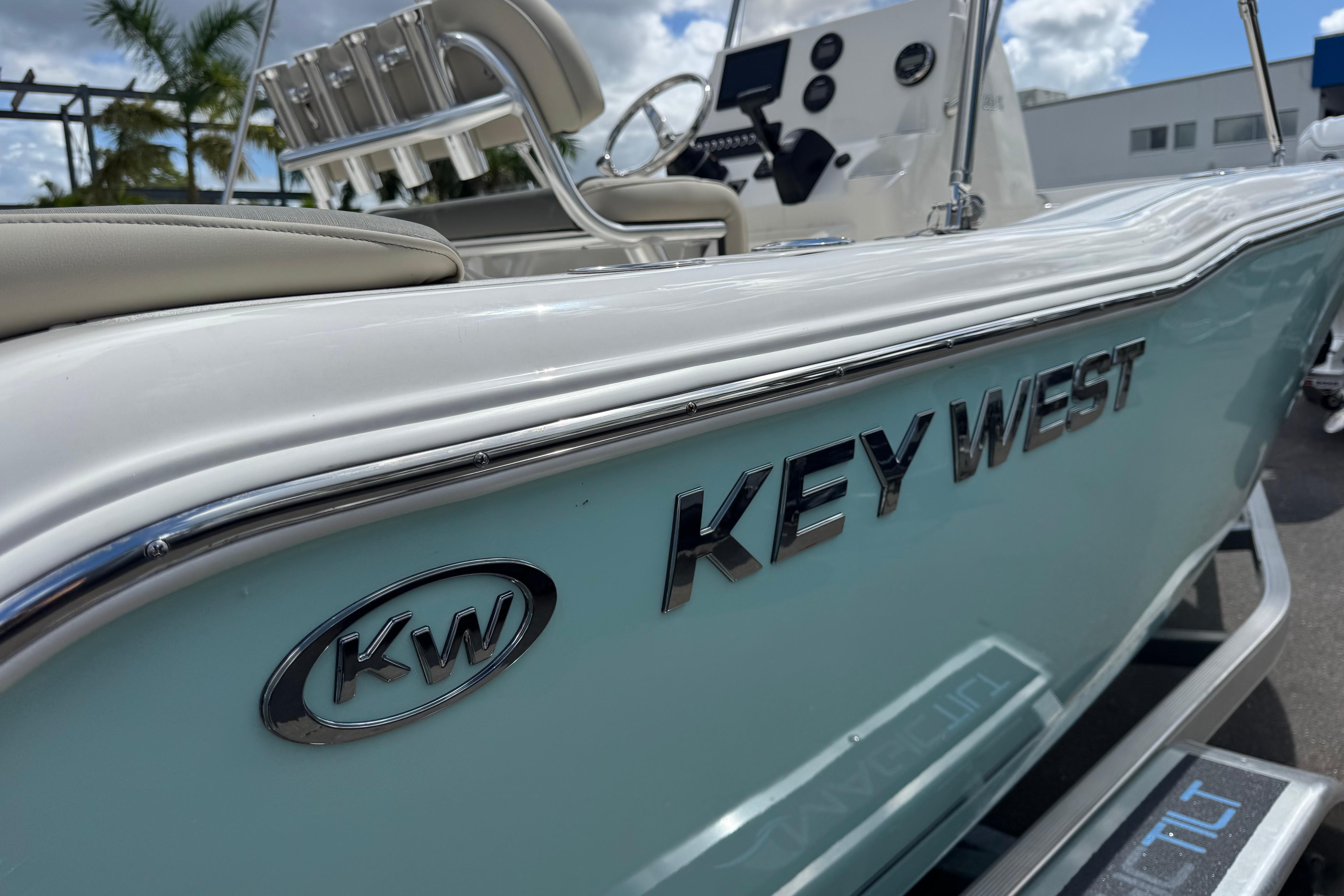 2026 Key West 203 FS Walkaround Konsol till salu- YachtWorld