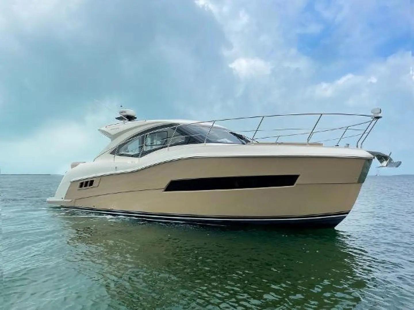 2018 Carver 37 COUPE Cruiser for sale - YachtWorld