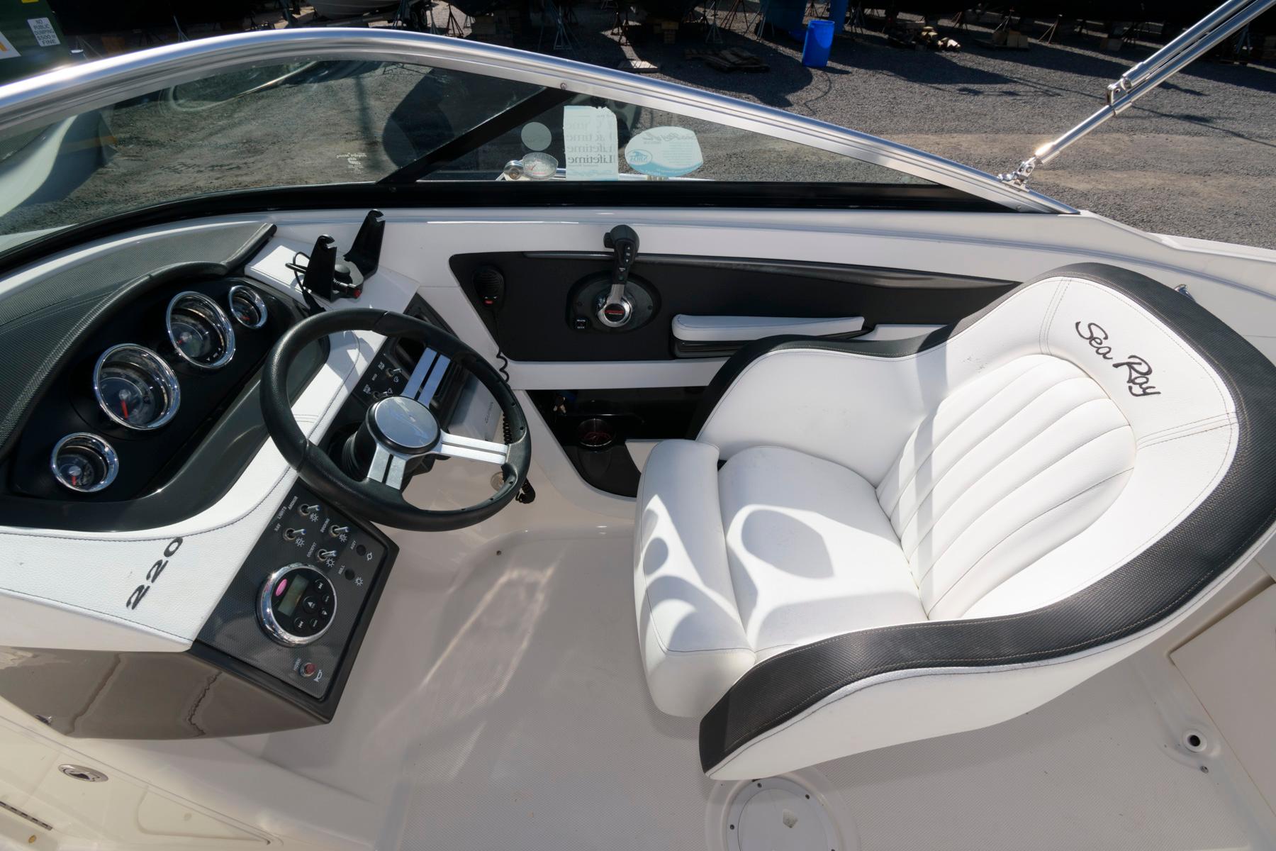 2014 Sea Ray 220 Sundeck Outboard Bowrider for sale - YachtWorld