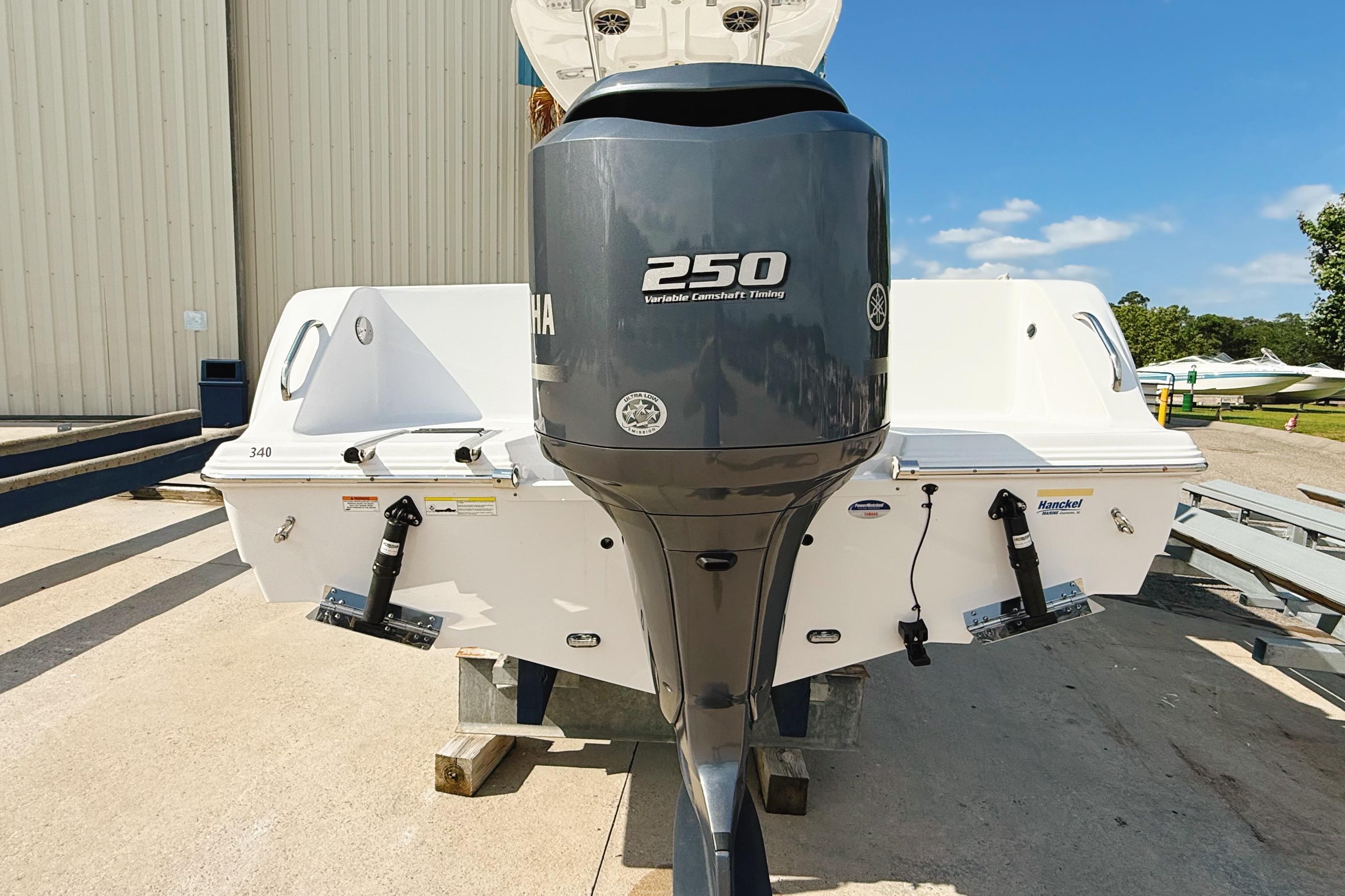 2015 Sportsman Heritage 231 Center Console Bateaux à console centrale à ...