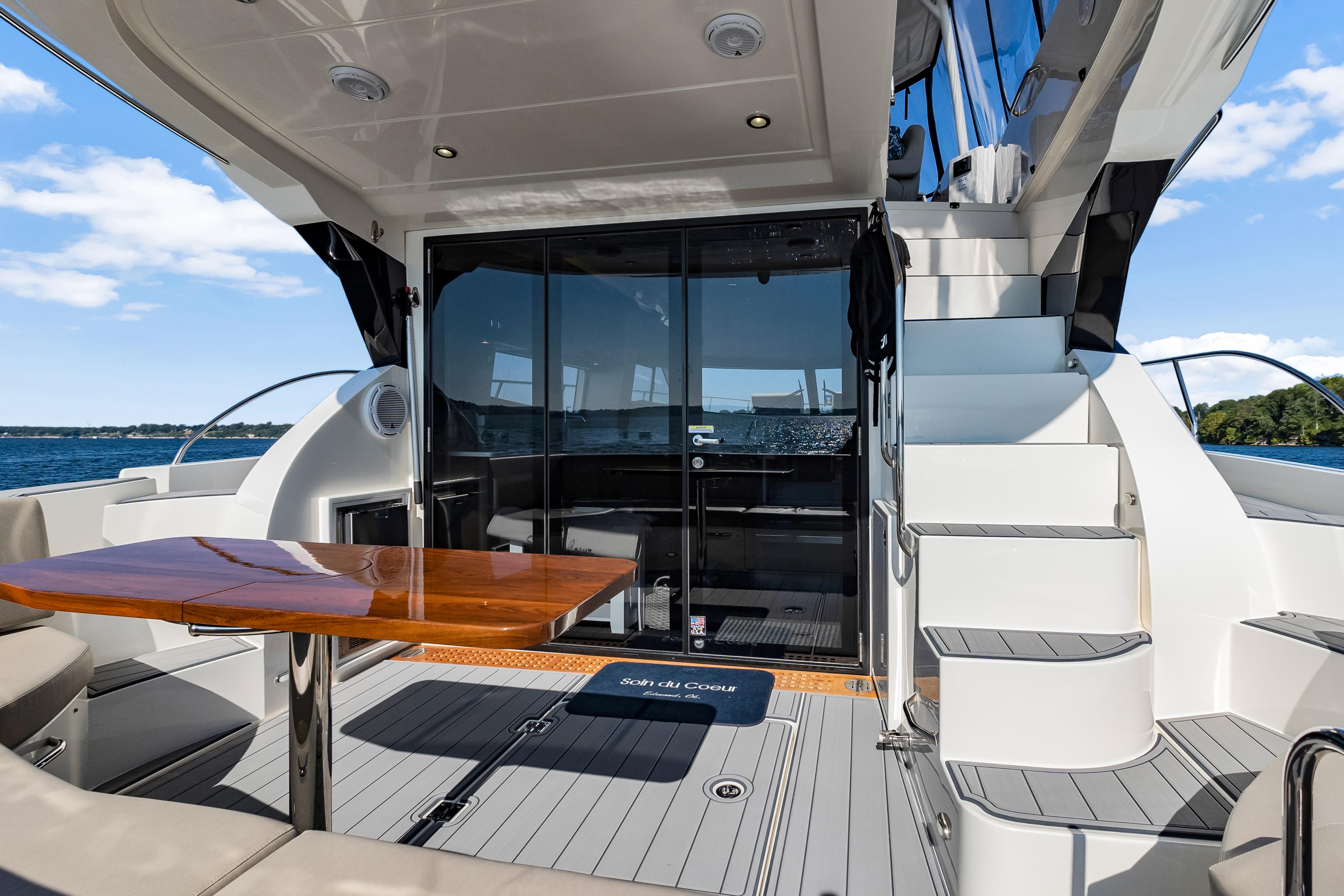 2020 Carver C52 Command Bridge Cruiser for sale - YachtWorld