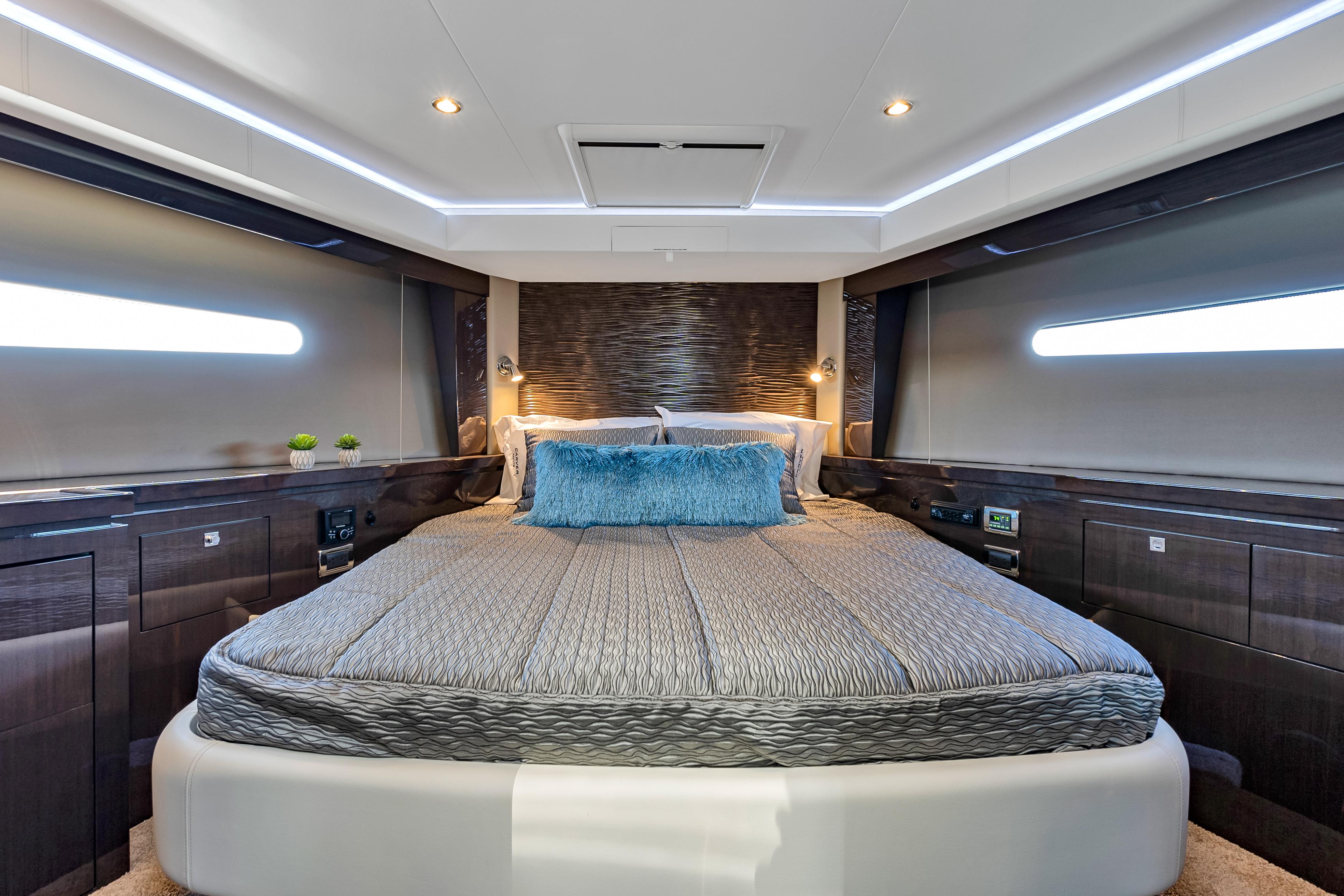 2020 Carver C52 Command Bridge Cruiser for sale - YachtWorld