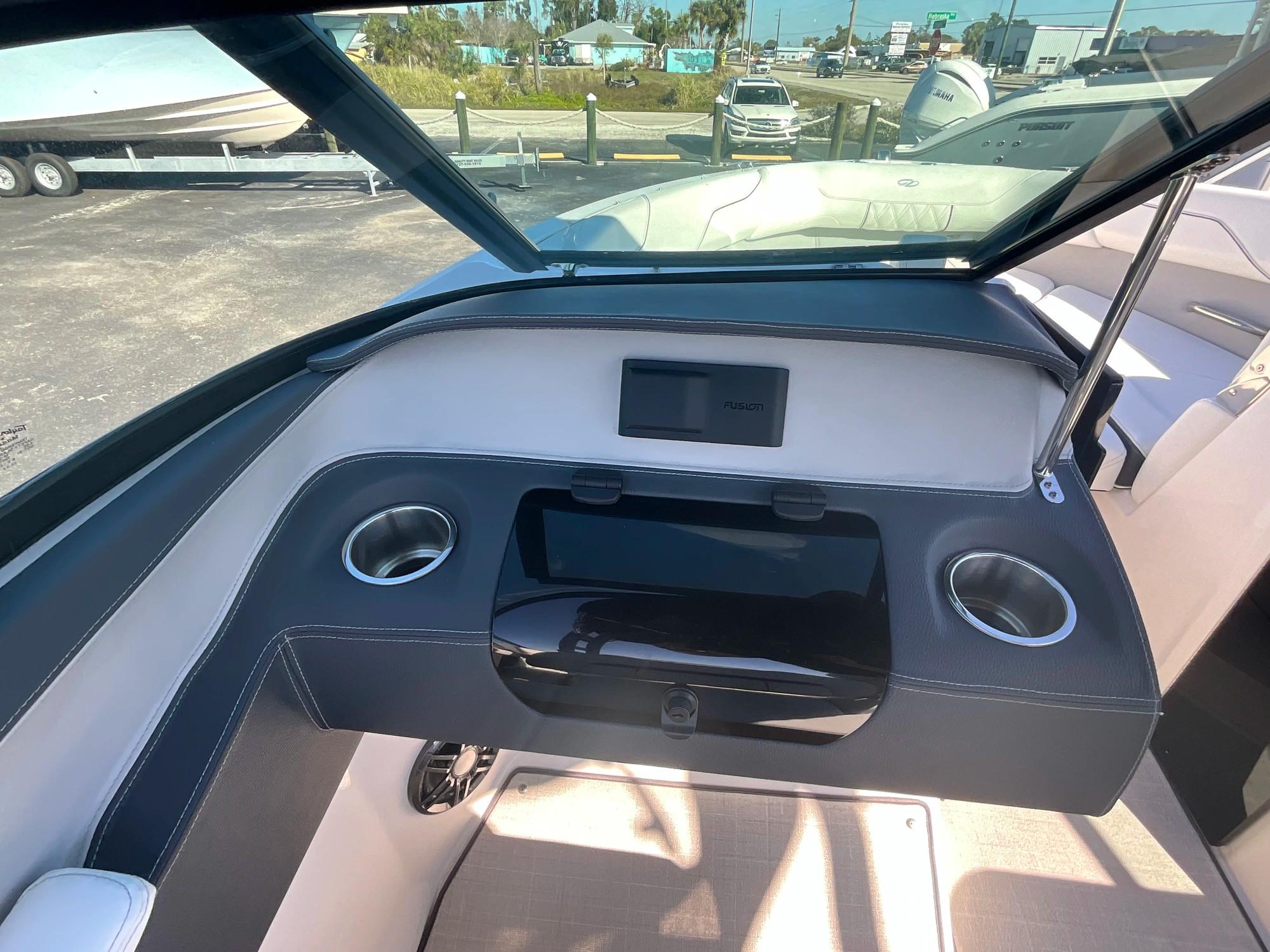 2024 Regal LX2 Bowrider Boote Kaufen - YachtWorld