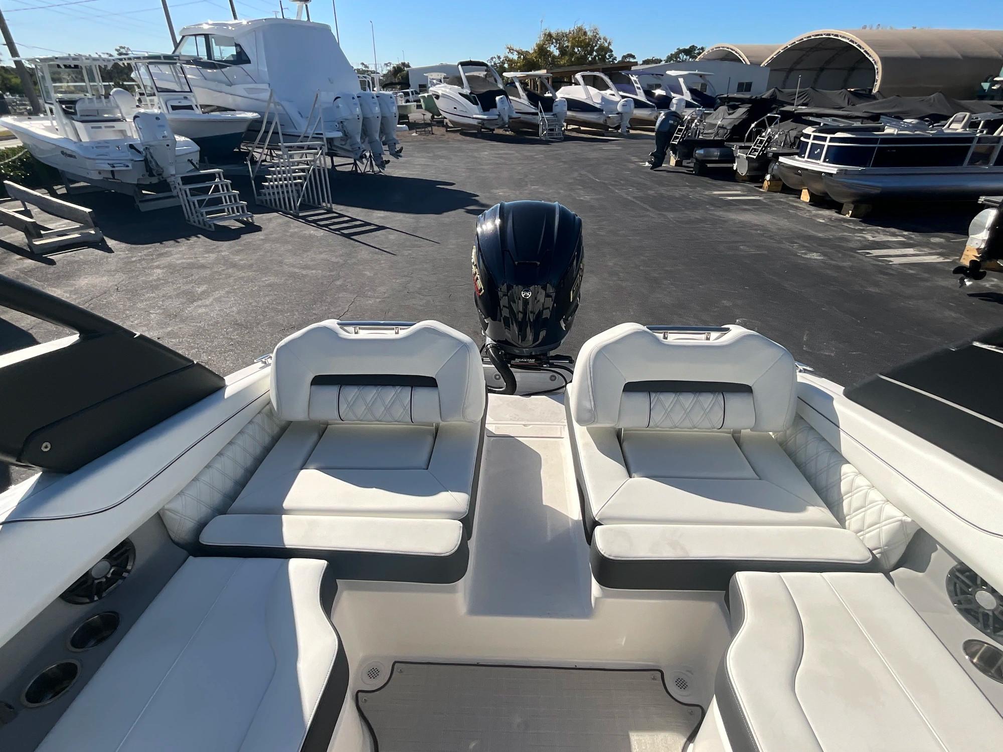 2024 Regal LX2 Bowrider Boote Kaufen - YachtWorld