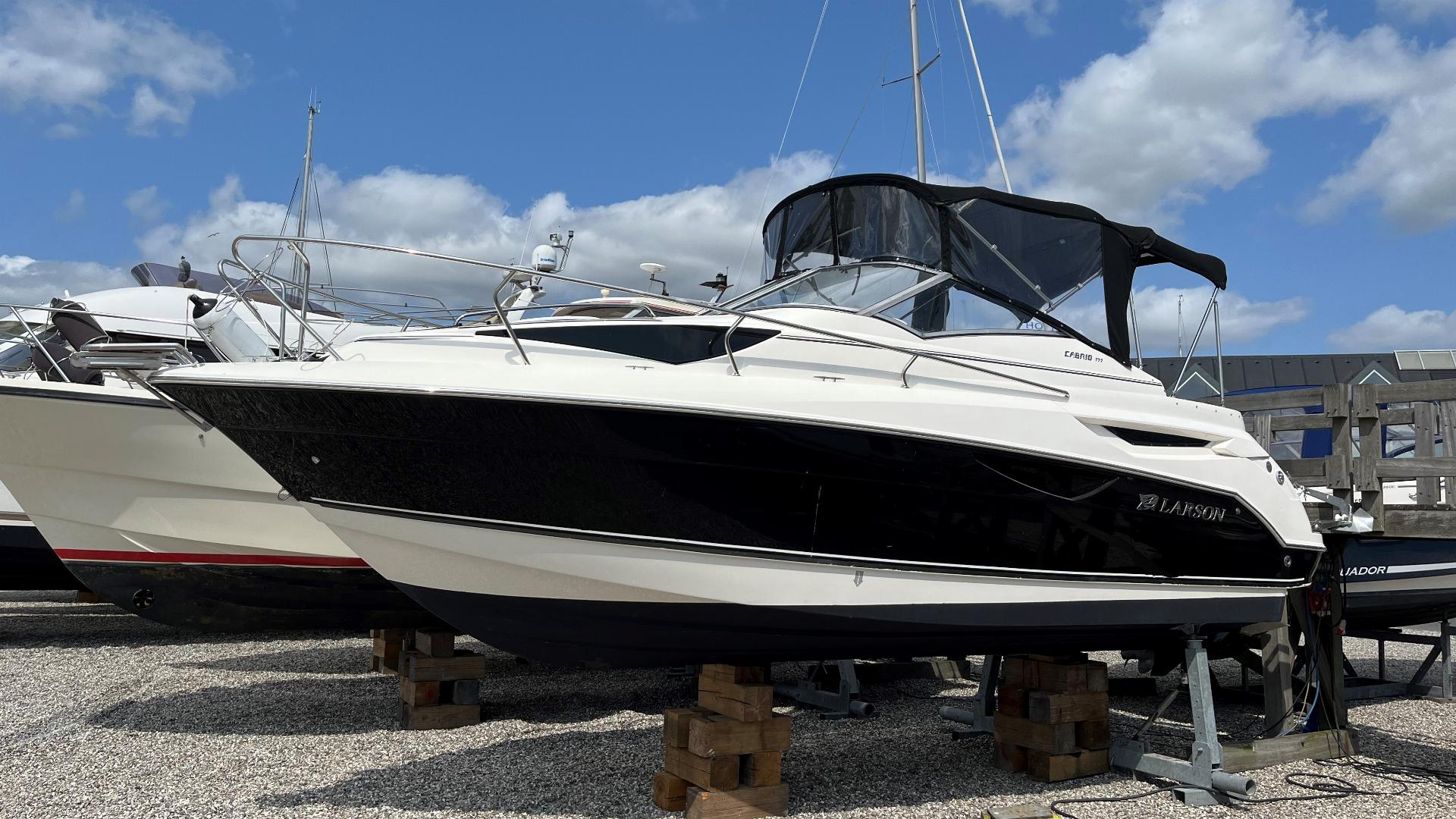 Larson Cabrio 777 8m 2011, Andere Boote | Boot24