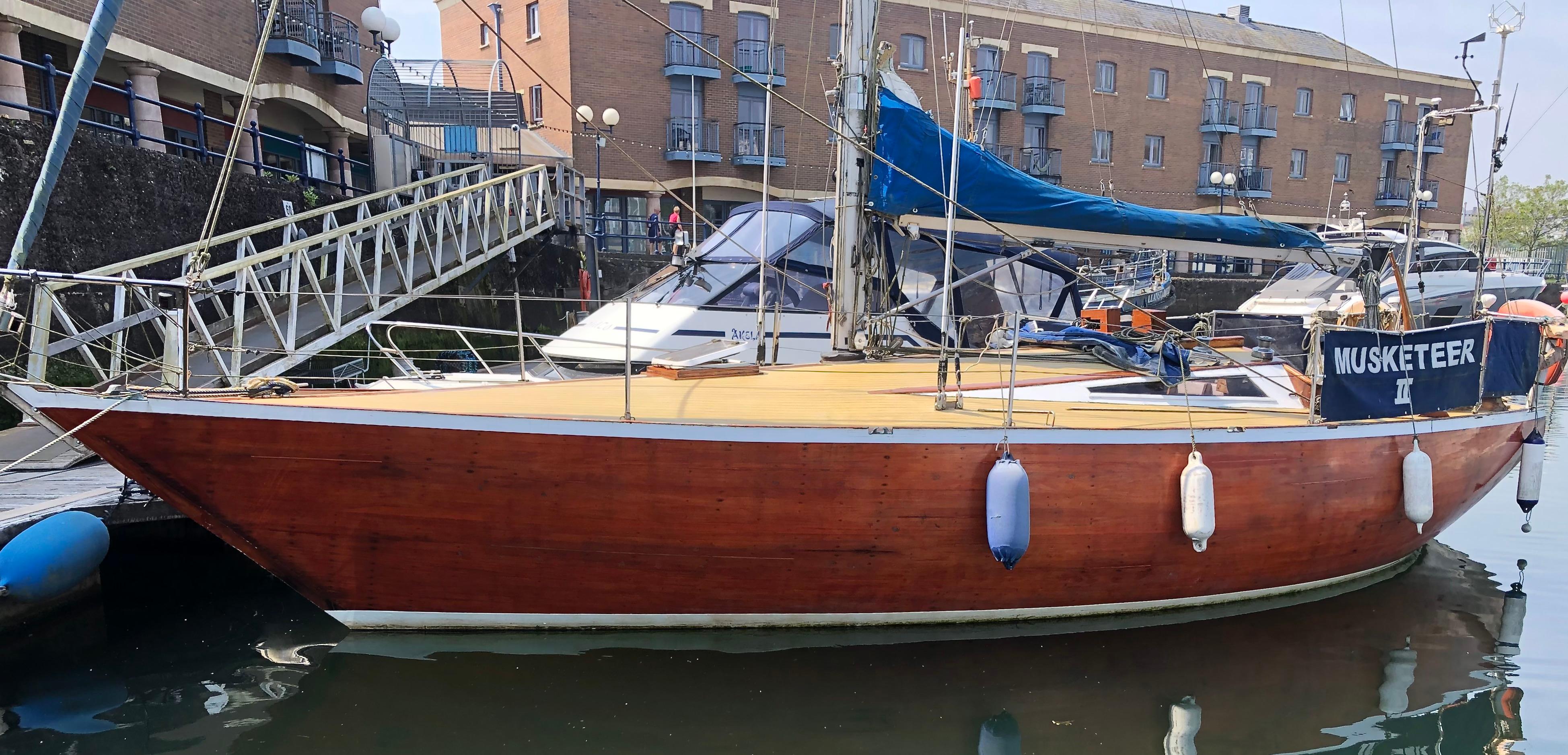 Used 1976 Custom Curtis & Pape 33 Masthead Milford Haven, Pembrokeshire (Sir Benfro) 23,572 ...