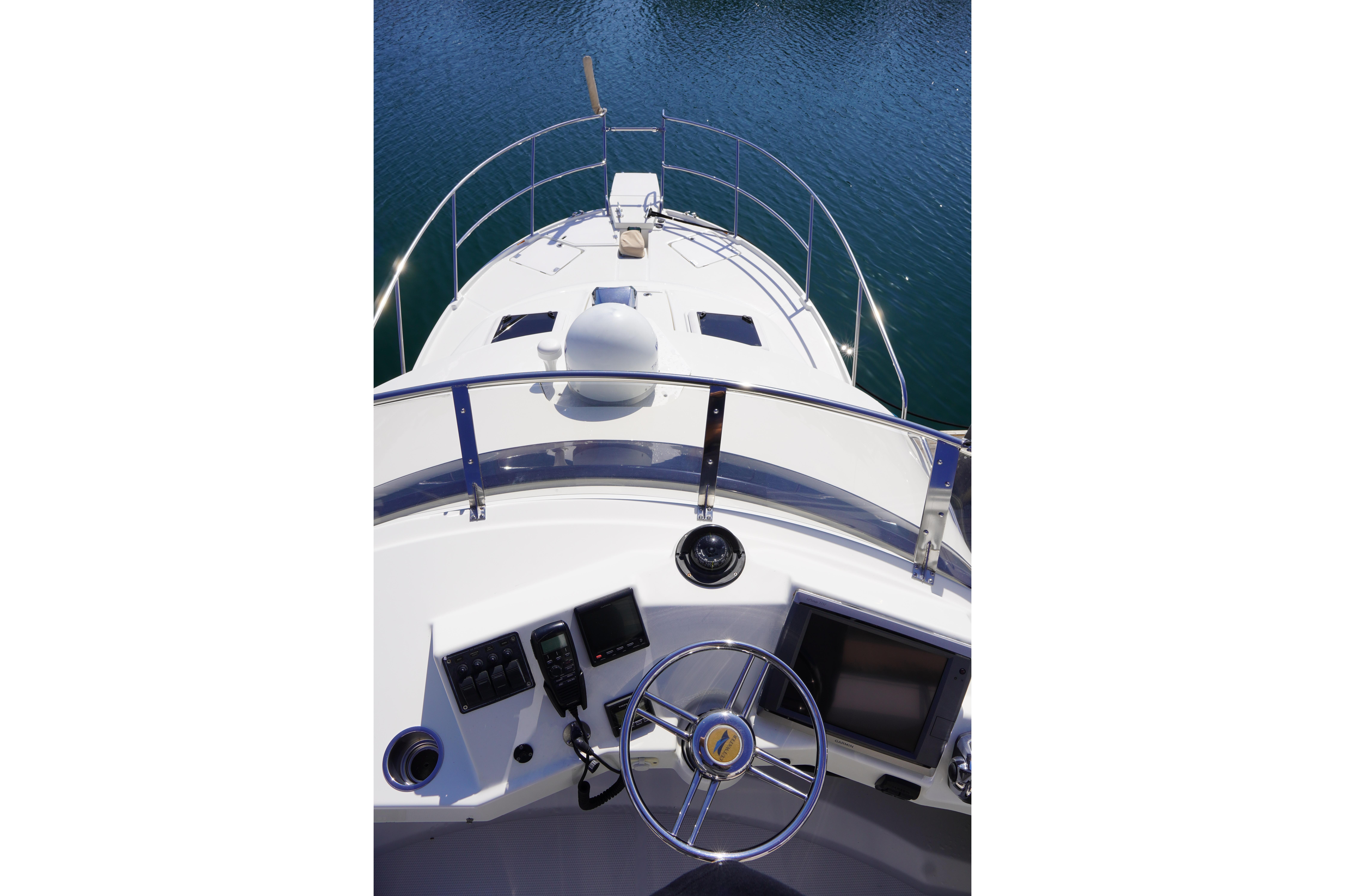 2015 Cutwater 30 Command Bridge Cruiser for sale - YachtWorld