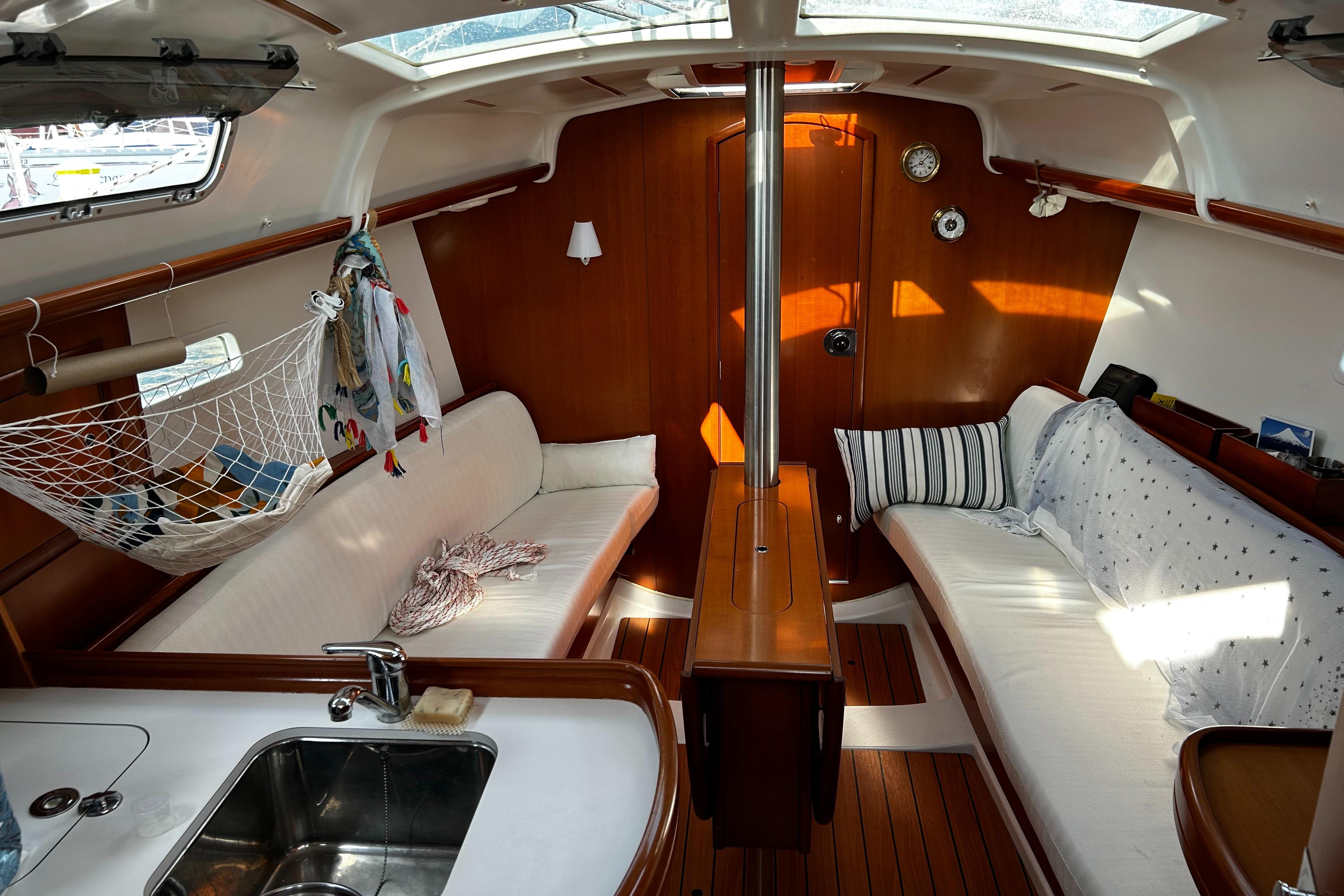 2007 Beneteau Oceanis Clipper 323 Sloop for sale - YachtWorld