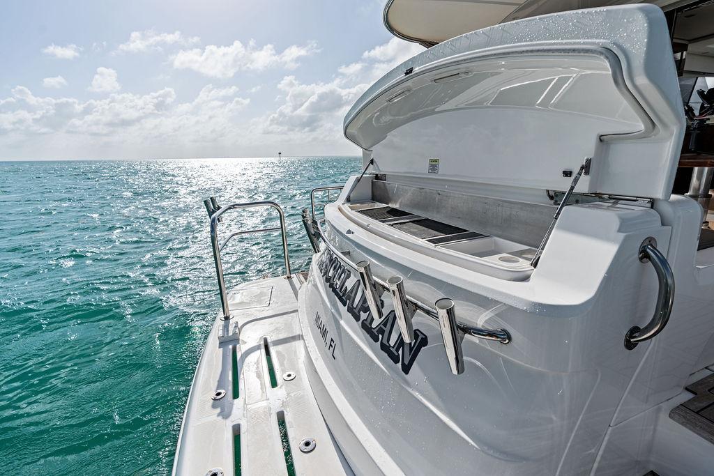 2018 Riviera 4800 Sport Yacht Sports Cruiser for sale - YachtWorld