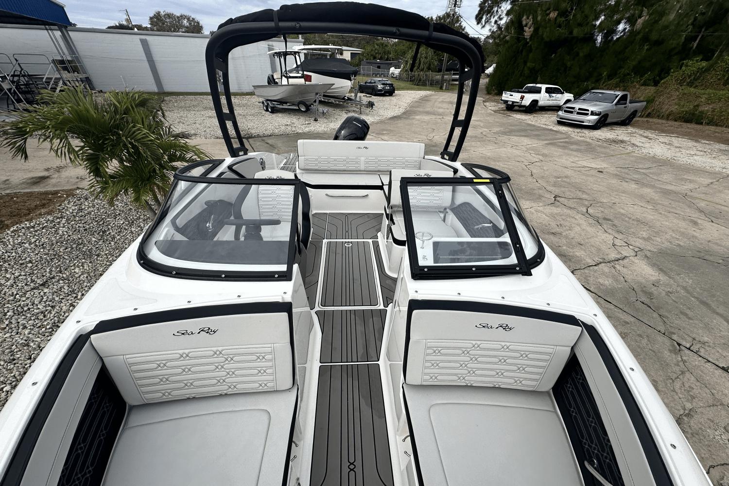 2024 Sea Ray SPX 210 Outboard Runabout-Boot Kaufen - YachtWorld