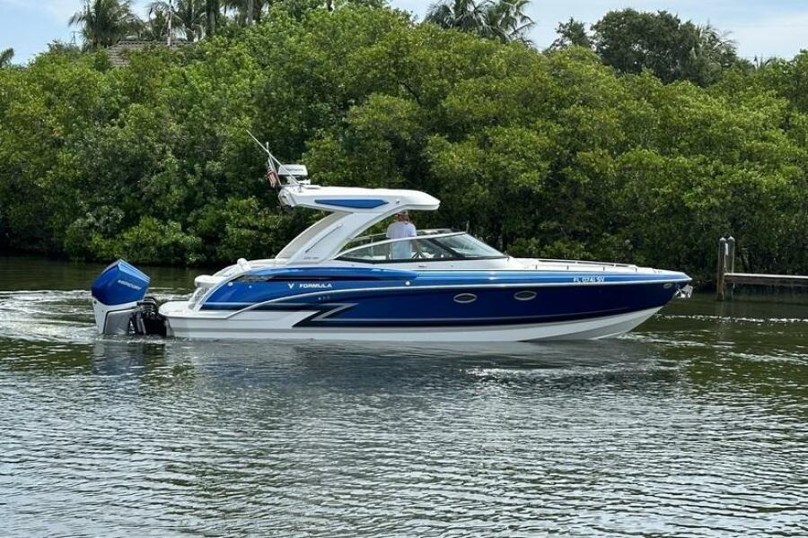 2021 Formula 330 Crossover Bowrider Bowrider for sale - YachtWorld