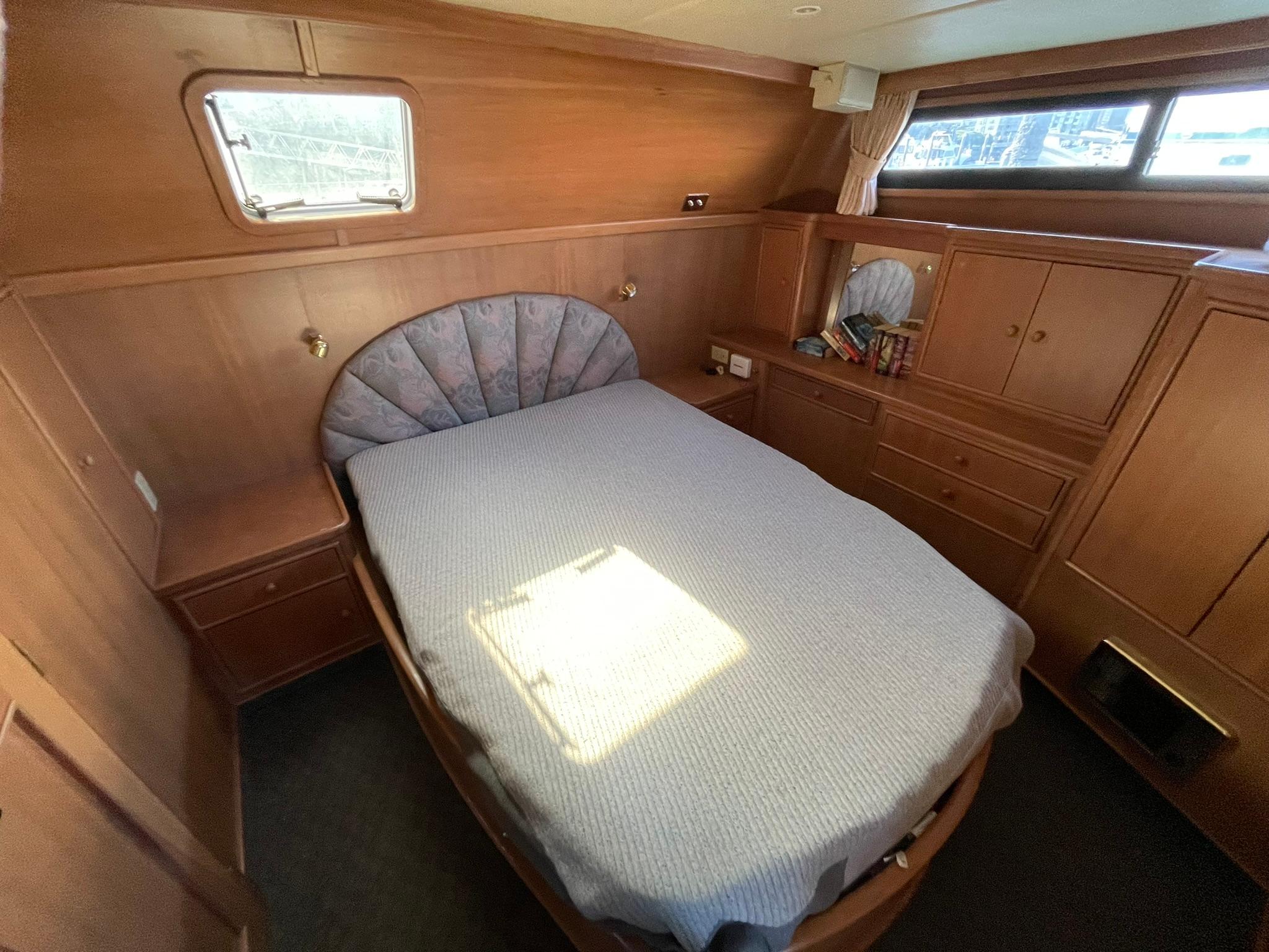 1994 Queenship Motor Yacht Flybridge til salgs- YachtWorld