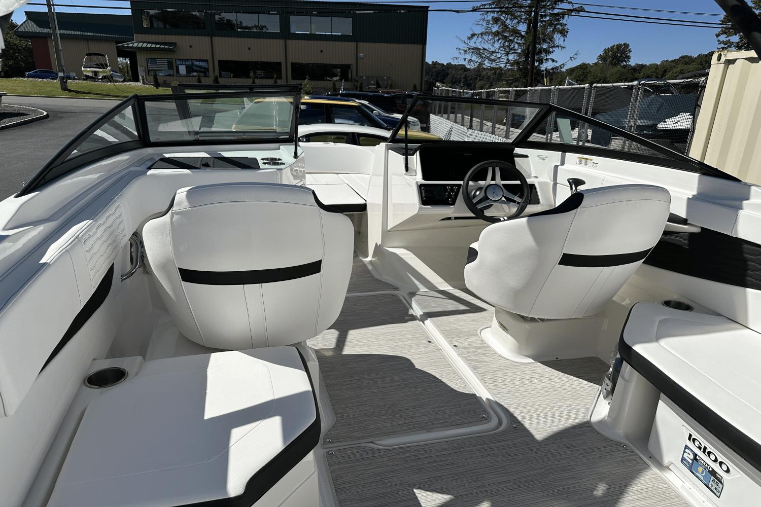 2024 Sea Ray SPX 210 Outboard Runabout-Boot Kaufen - YachtWorld