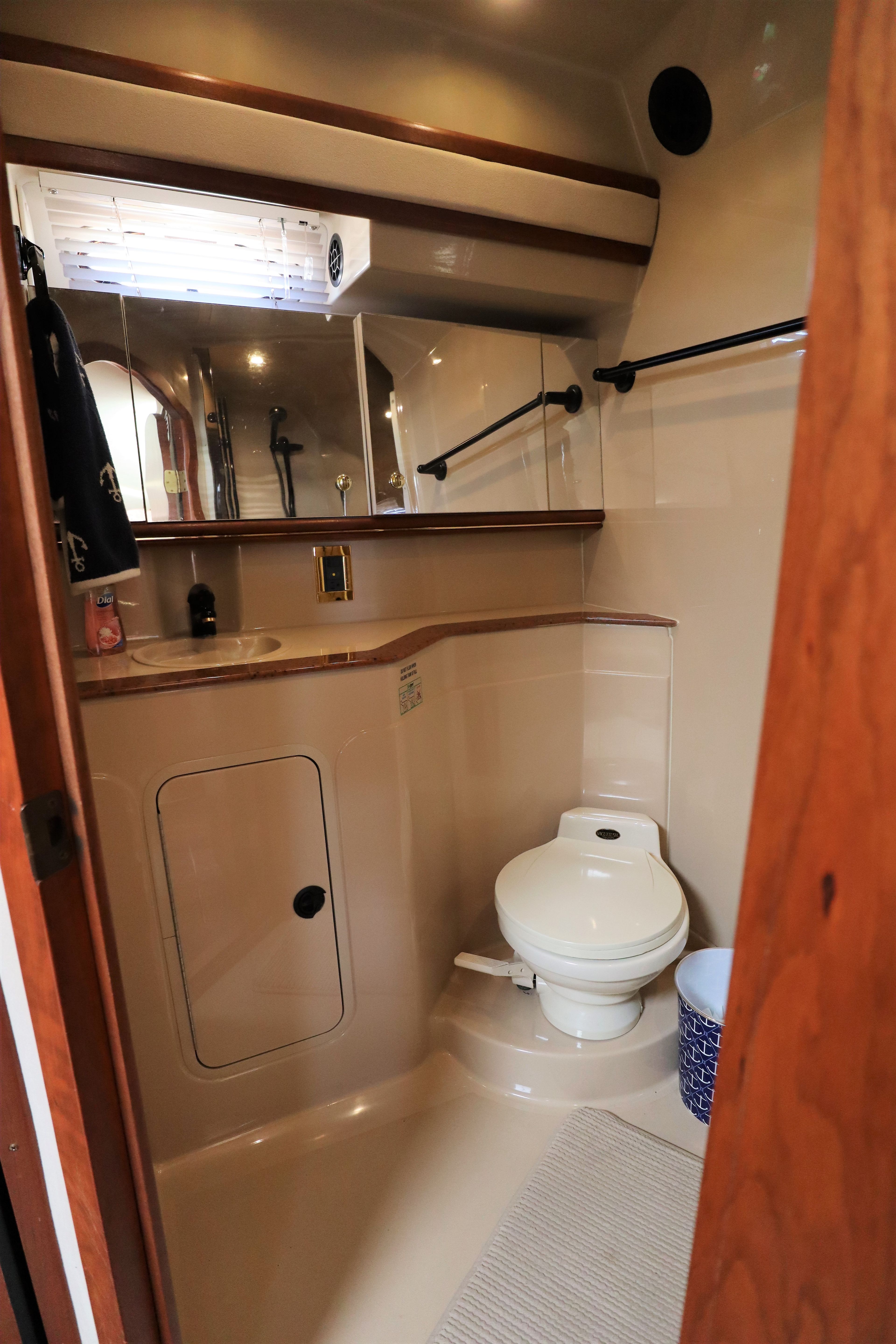 2000 Cruisers Yachts 3870 Express - Weber Yachts