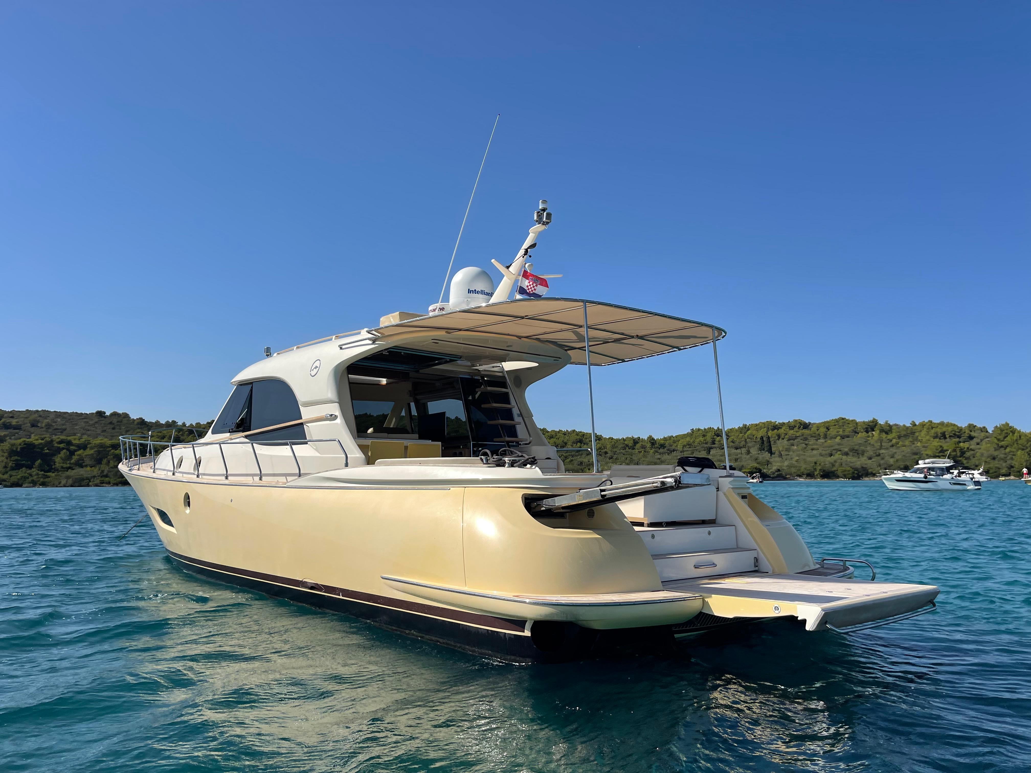 Mochi Craft 54' Dolphin 16m 2009, Motoryachten | Boot24