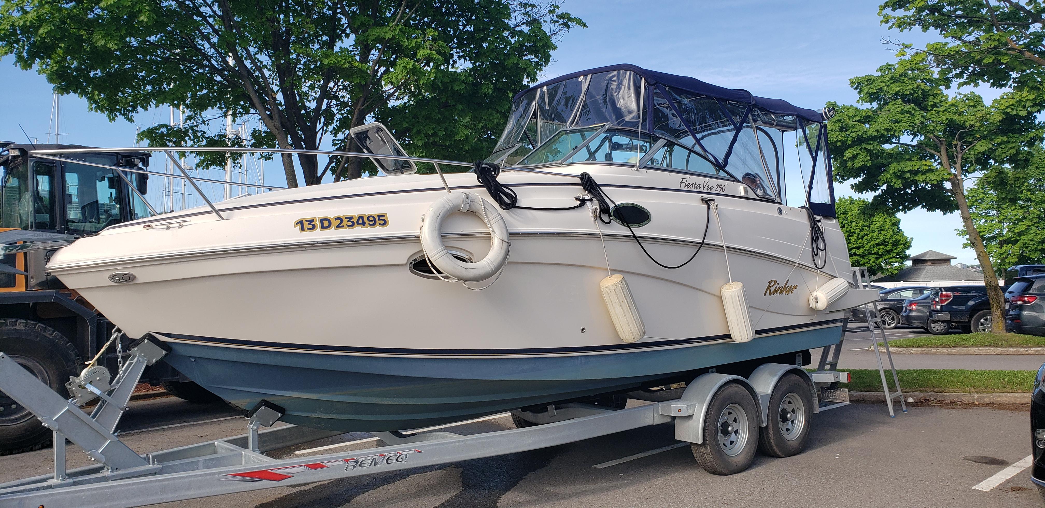 2004 Rinker Fiesta Vee 250 Express Cruiser for sale - YachtWorld