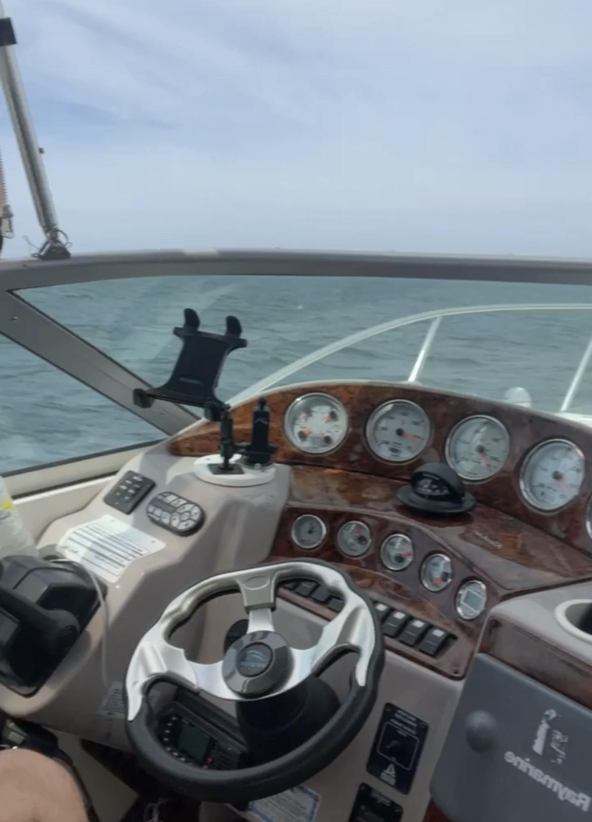 2004 Rinker 312 Fiesta Vee Express Cruiser for sale - YachtWorld